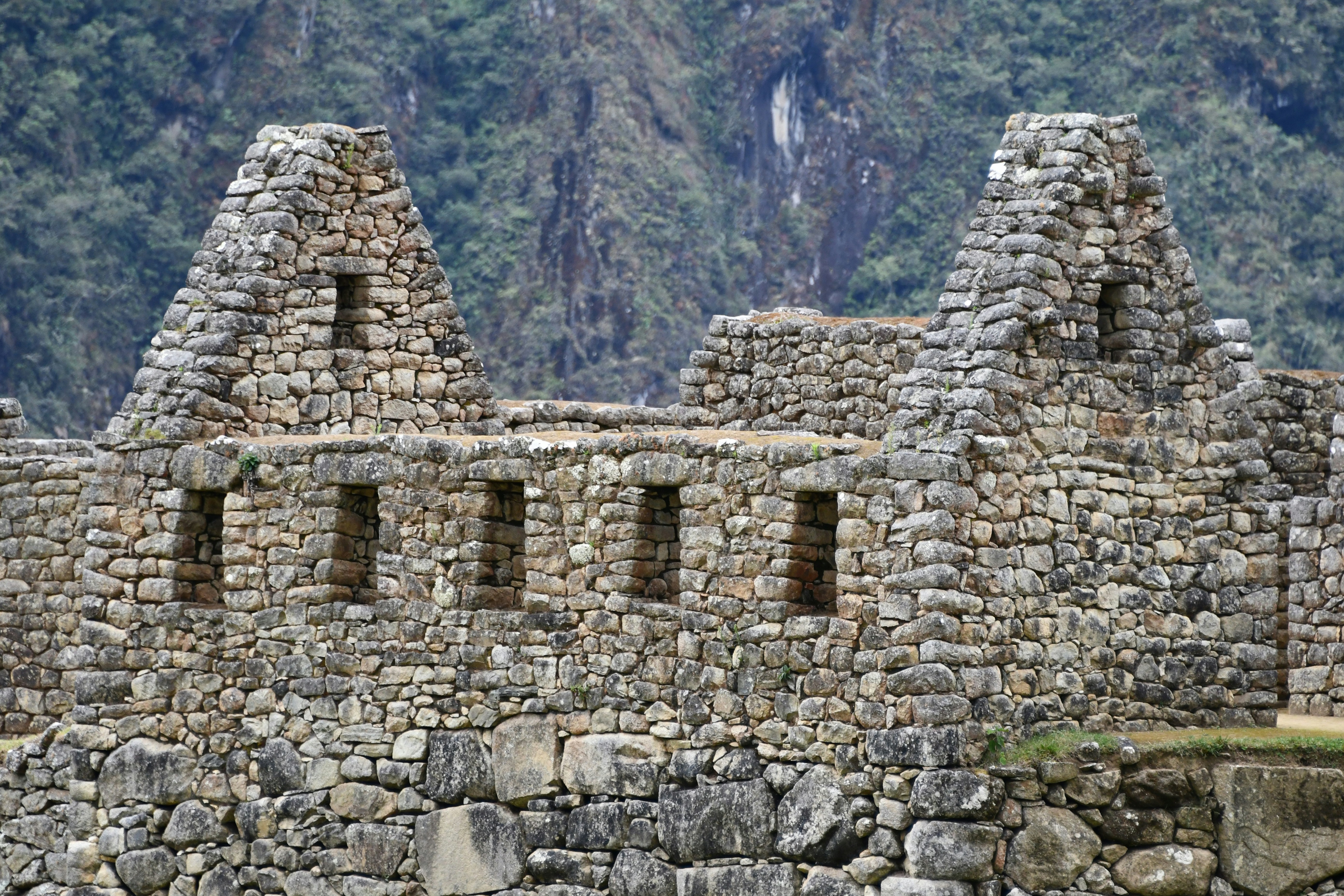 Un mur de pierre avec une structure en pierre photo – Photo Machu ...