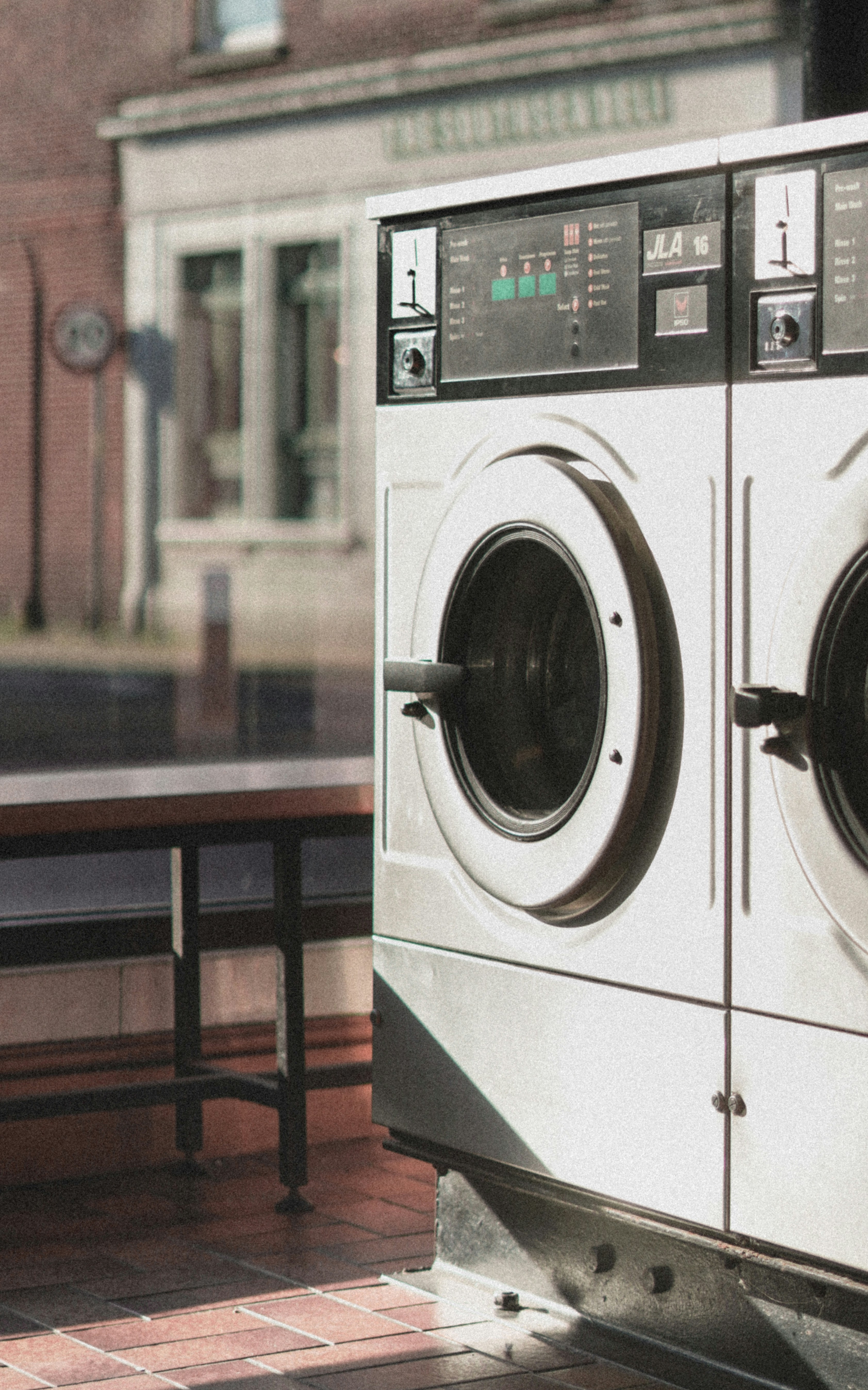 A washing machine outside photo – Free Portsmouth Image on Unsplash