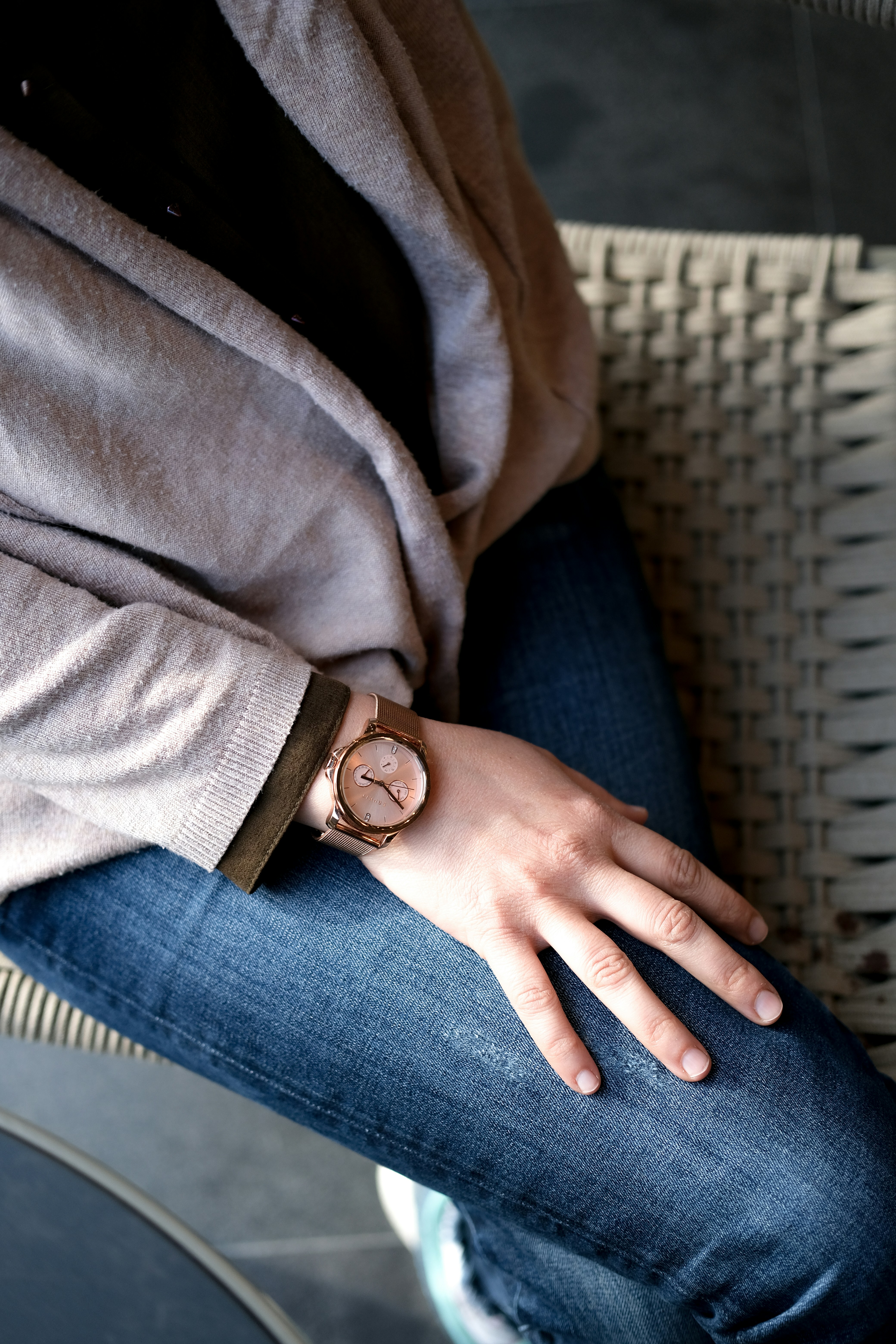 Foto Las manos de una persona en el regazo de una persona – Imagen ...