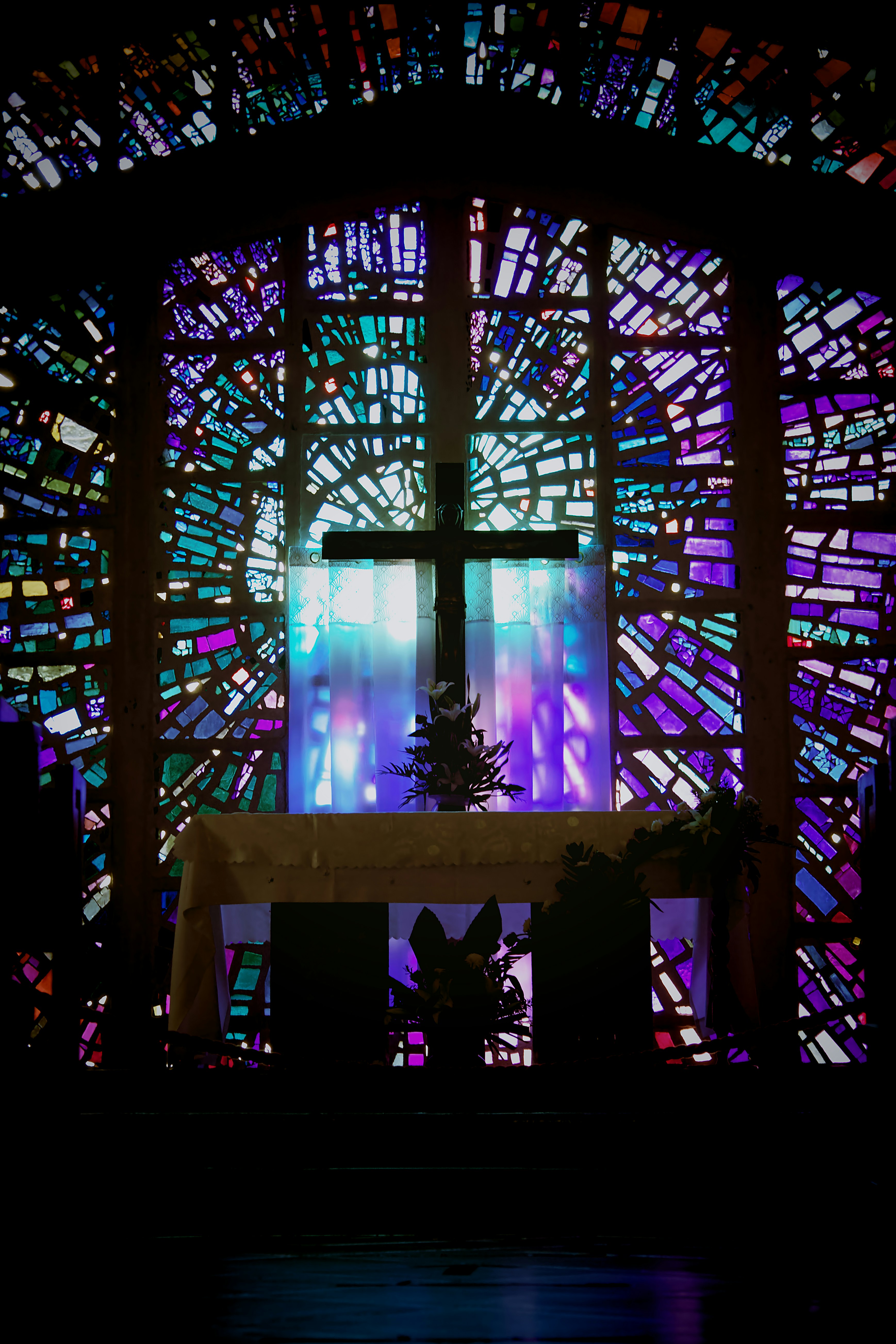 A large room with a large window photo – Free Vitrals Image on Unsplash