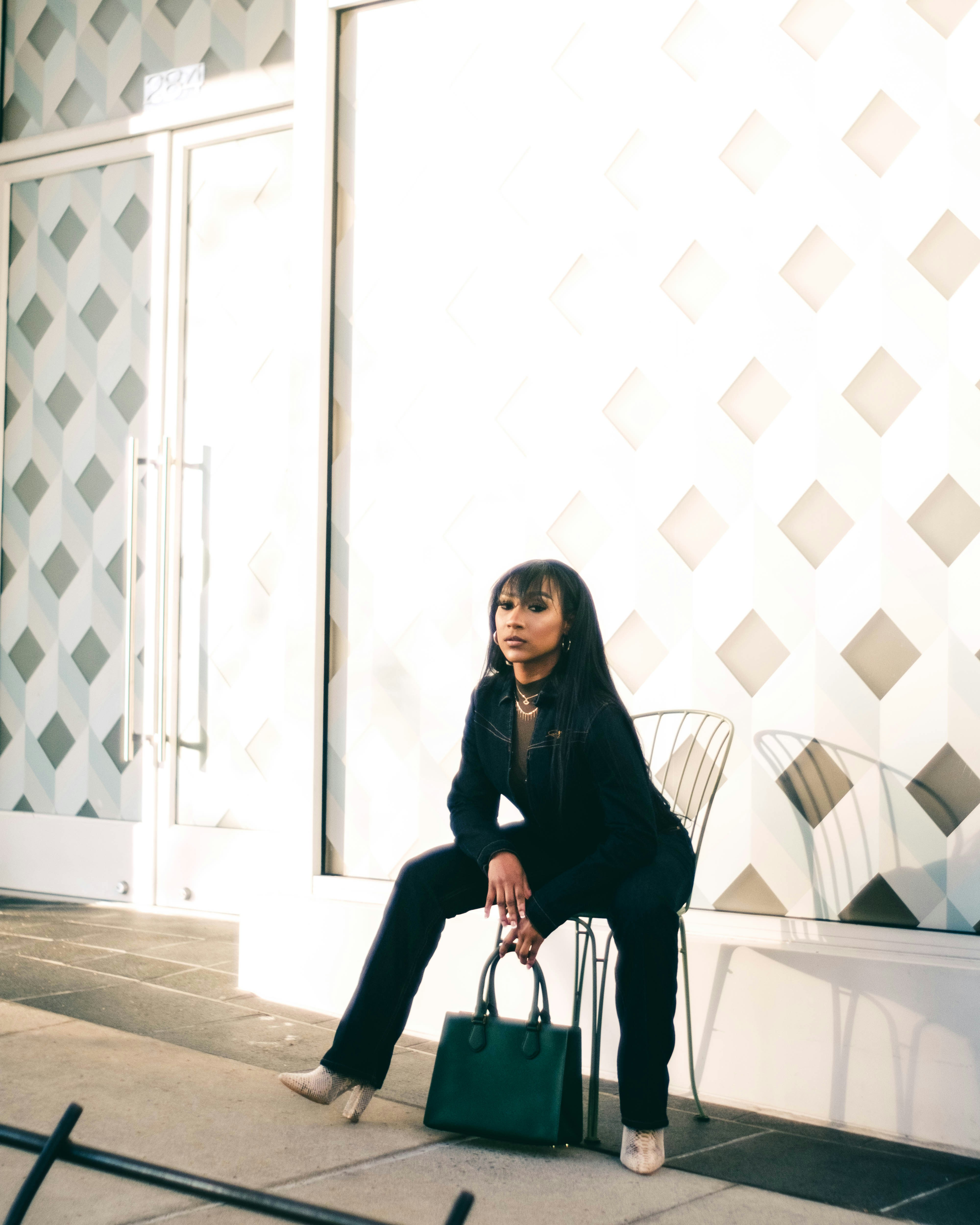 Une personne assise sur une chaise photo – Photo La personne Gratuite ...