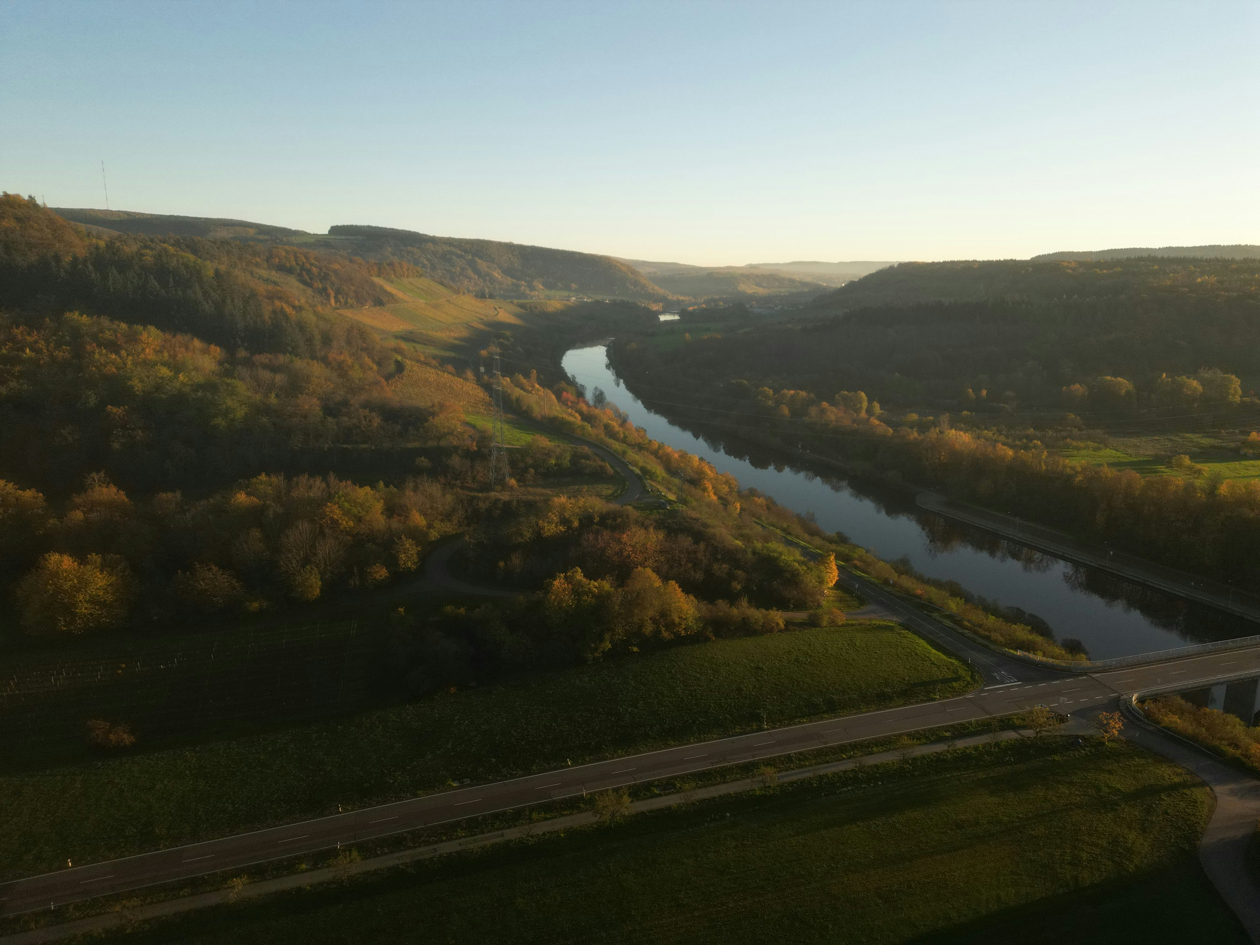 Foto zum Thema Ein Fluss, der durch ein Tal fließt – Kostenloses Bild ...