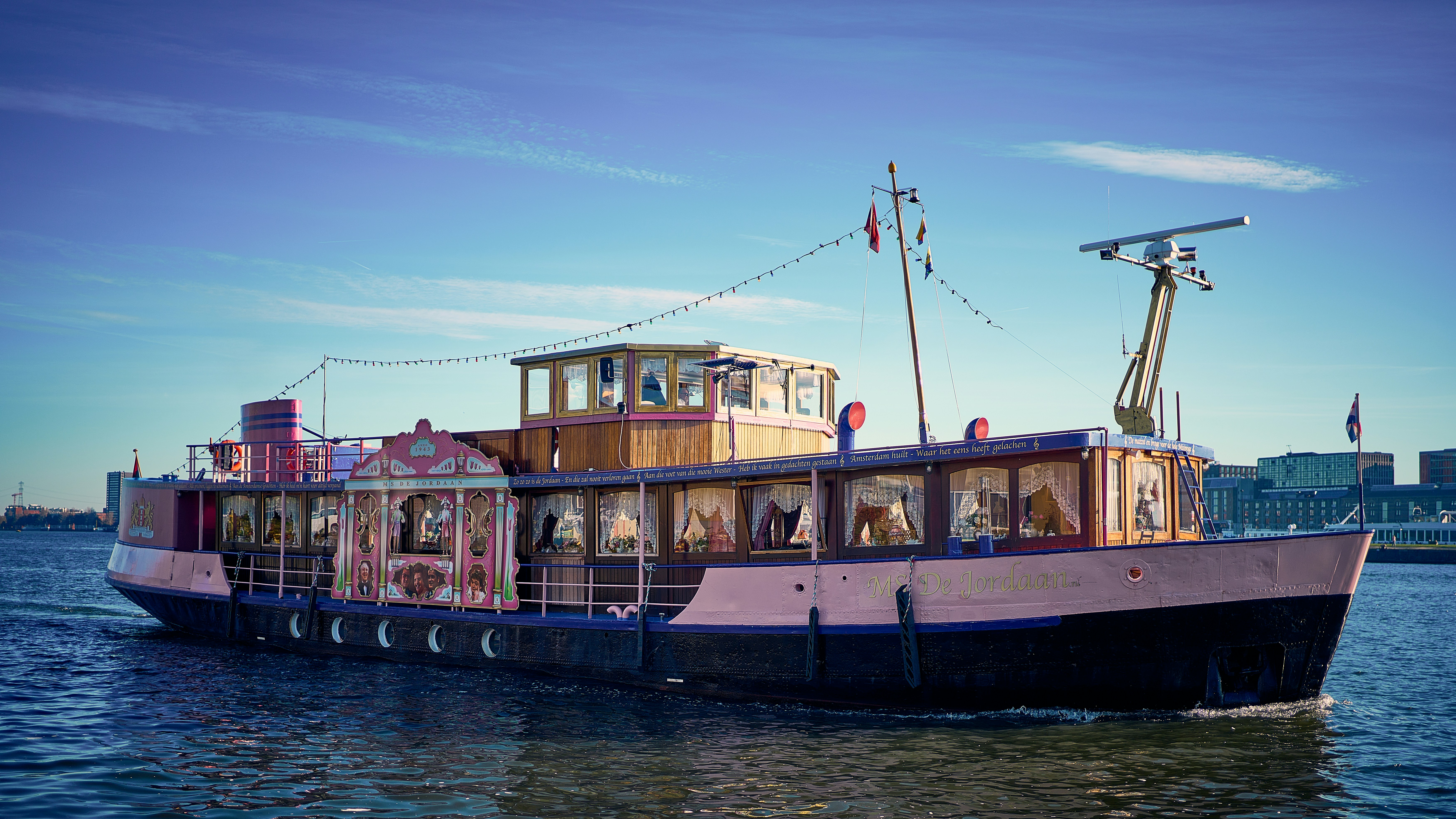 Foto zum Thema Ein Boot mit vielen Fenstern auf dem Wasser ...