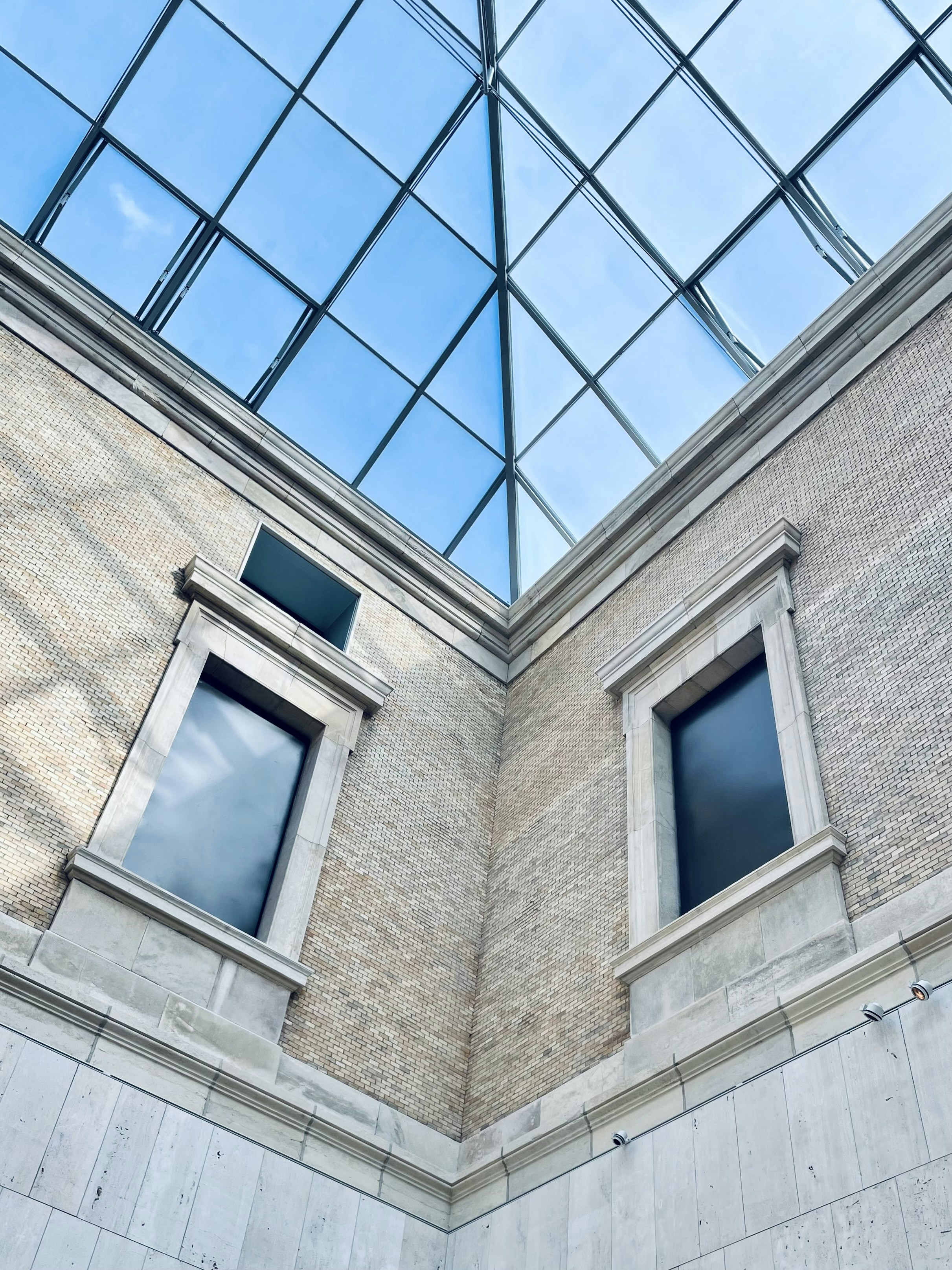 A building with windows photo – Free Building Image on Unsplash