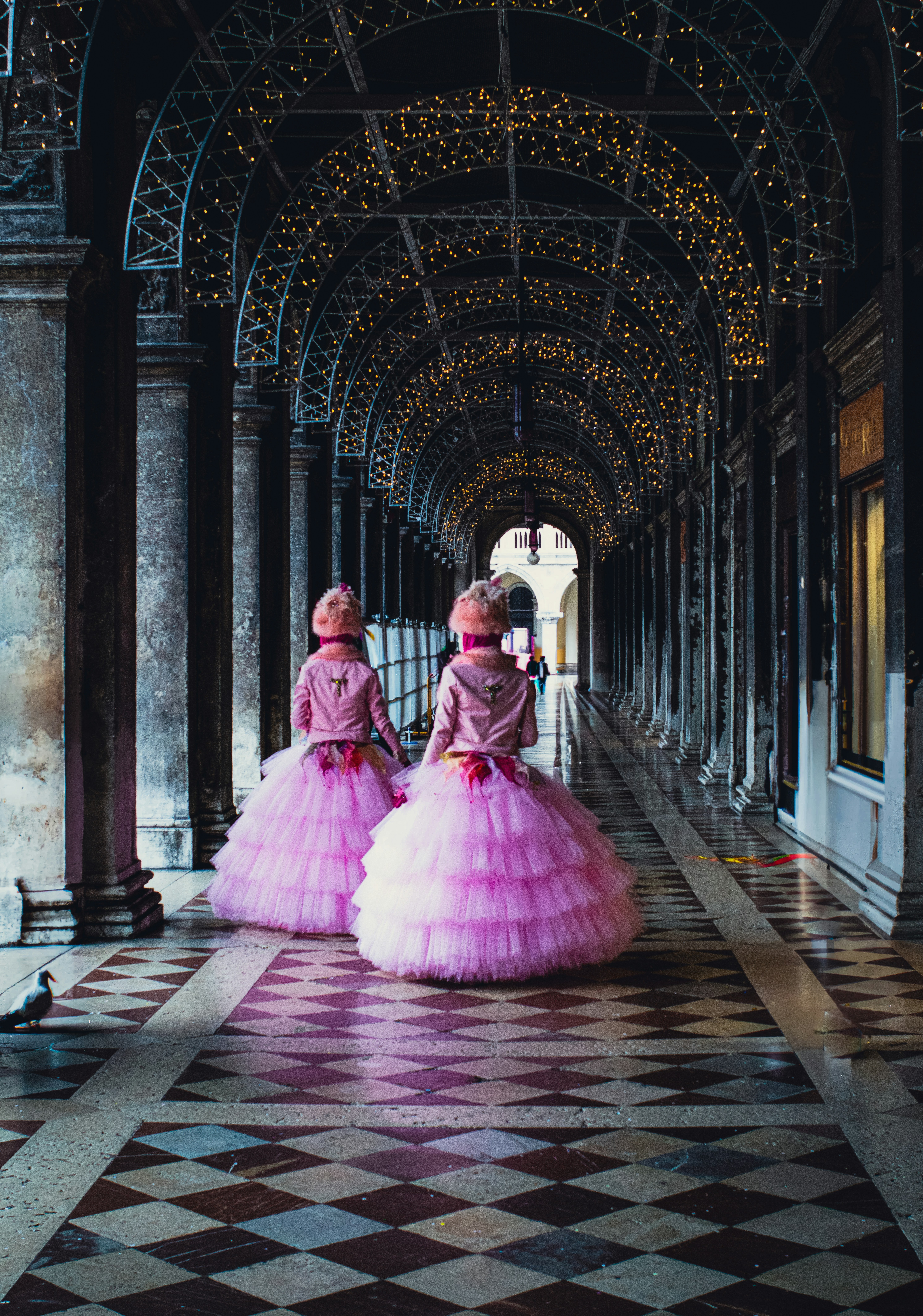 Dos personas vestidas foto – Imagen de Mujer gratuita en Unsplash