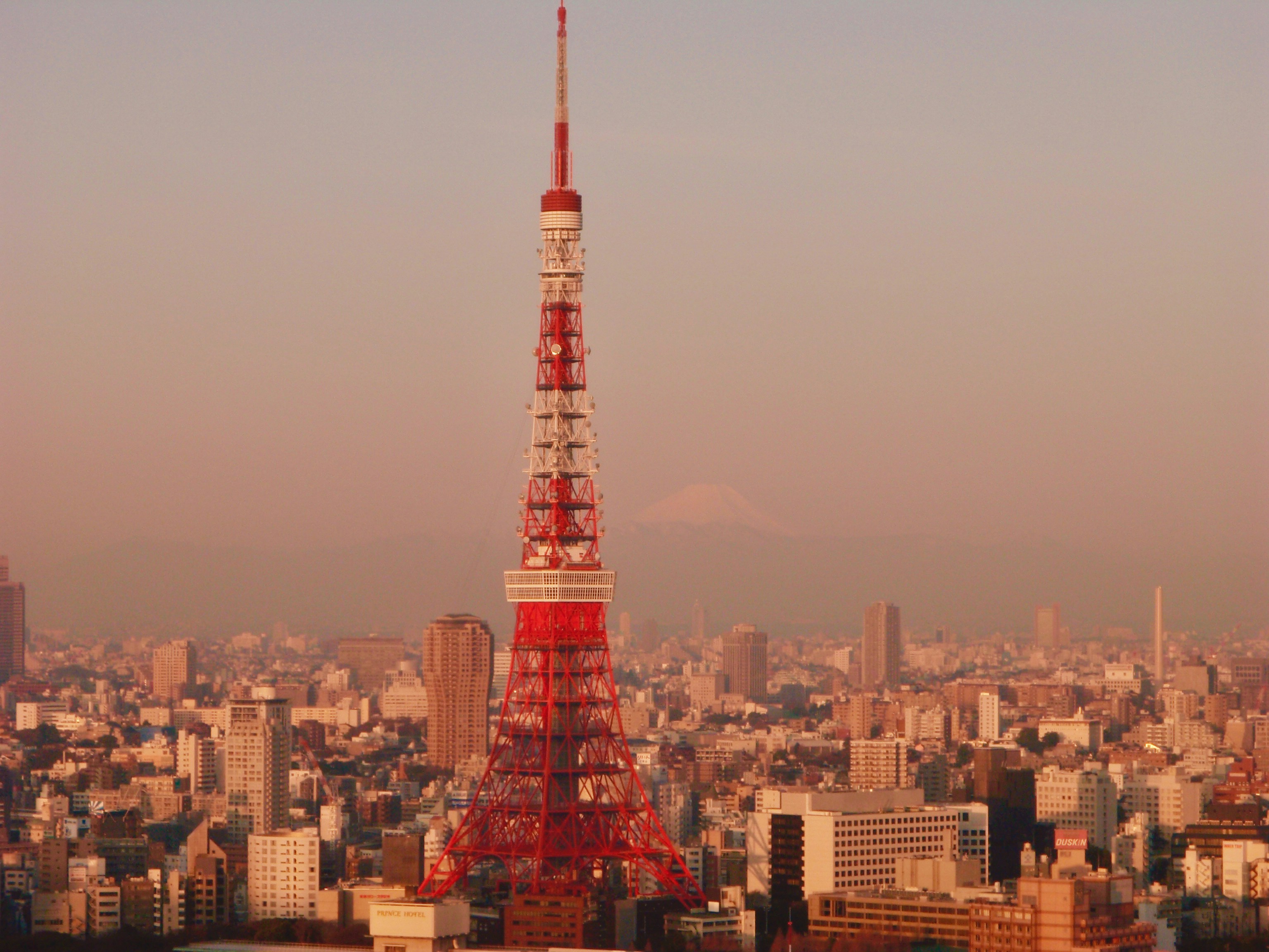 A tall red tower in Tokyo Tower photo – Free Building Image on Unsplash