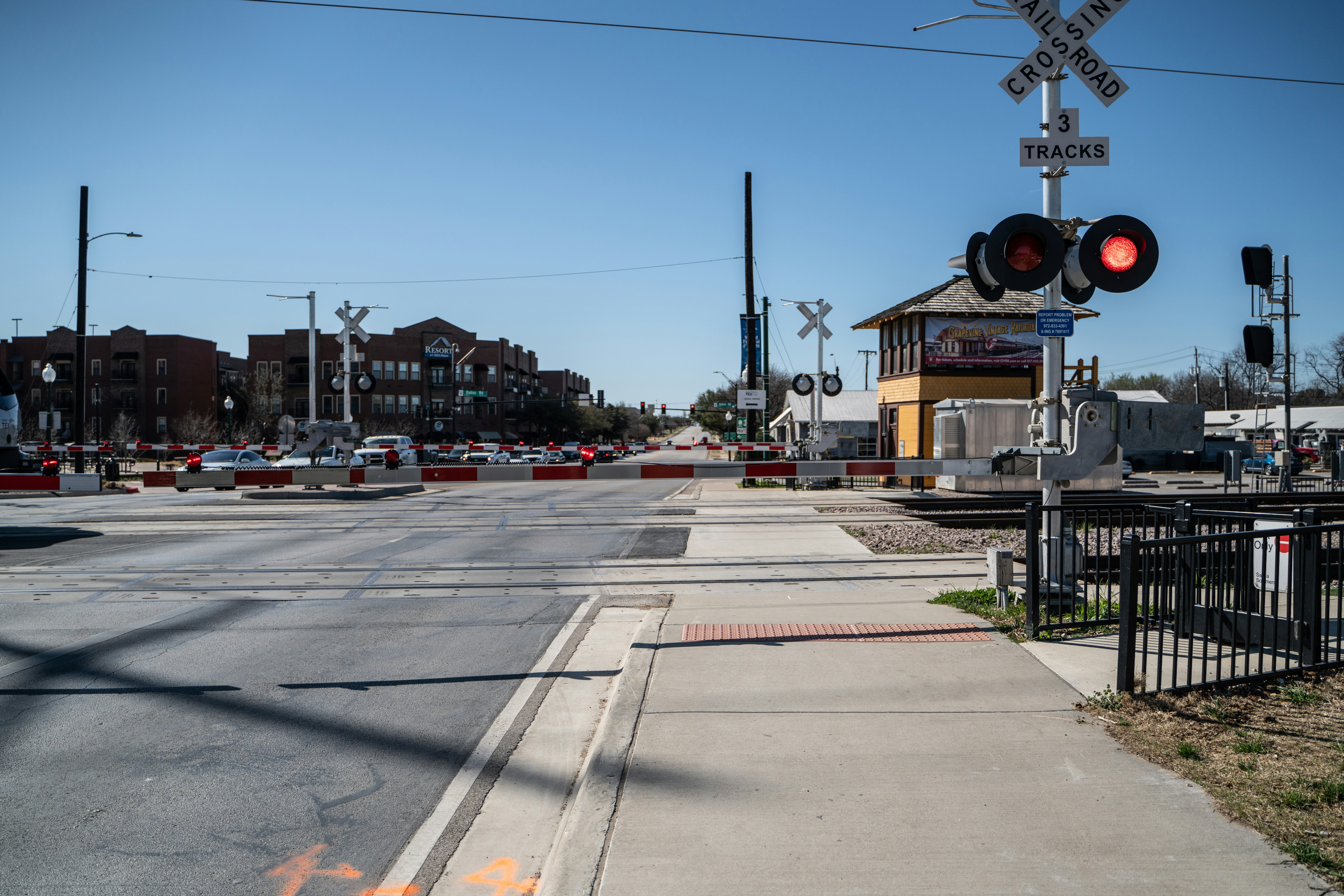 A street with a stop light photo – Free City Image on Unsplash