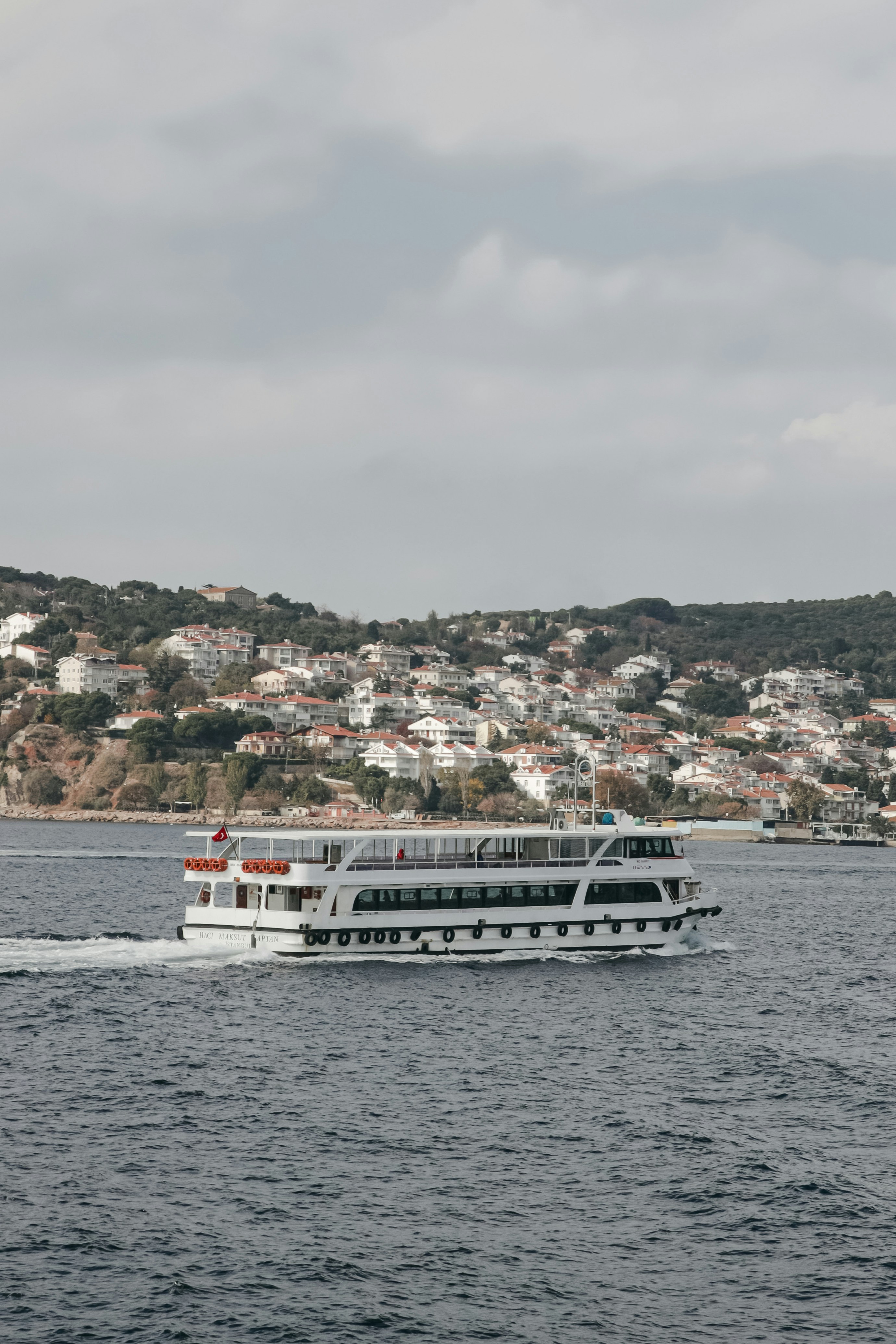 Foto zum Thema Ein Boot, das auf dem Wasser segelt – Kostenloses Bild ...