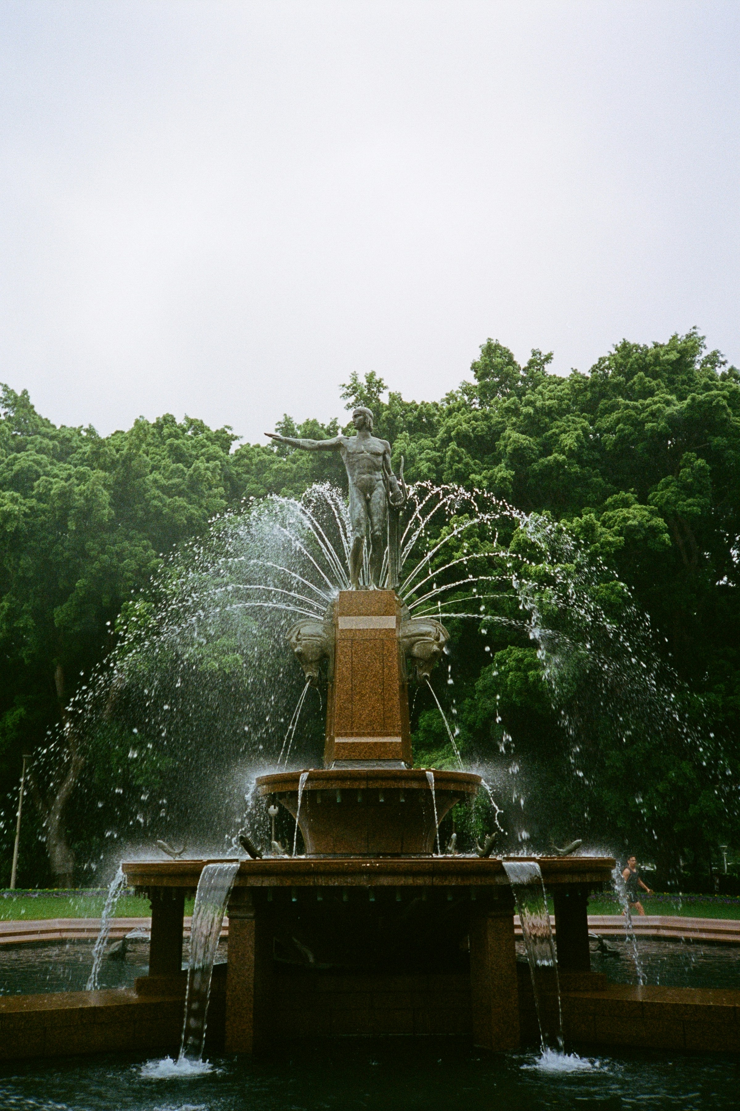 A fountain with water shooting up photo – Free Woman Image on Unsplash