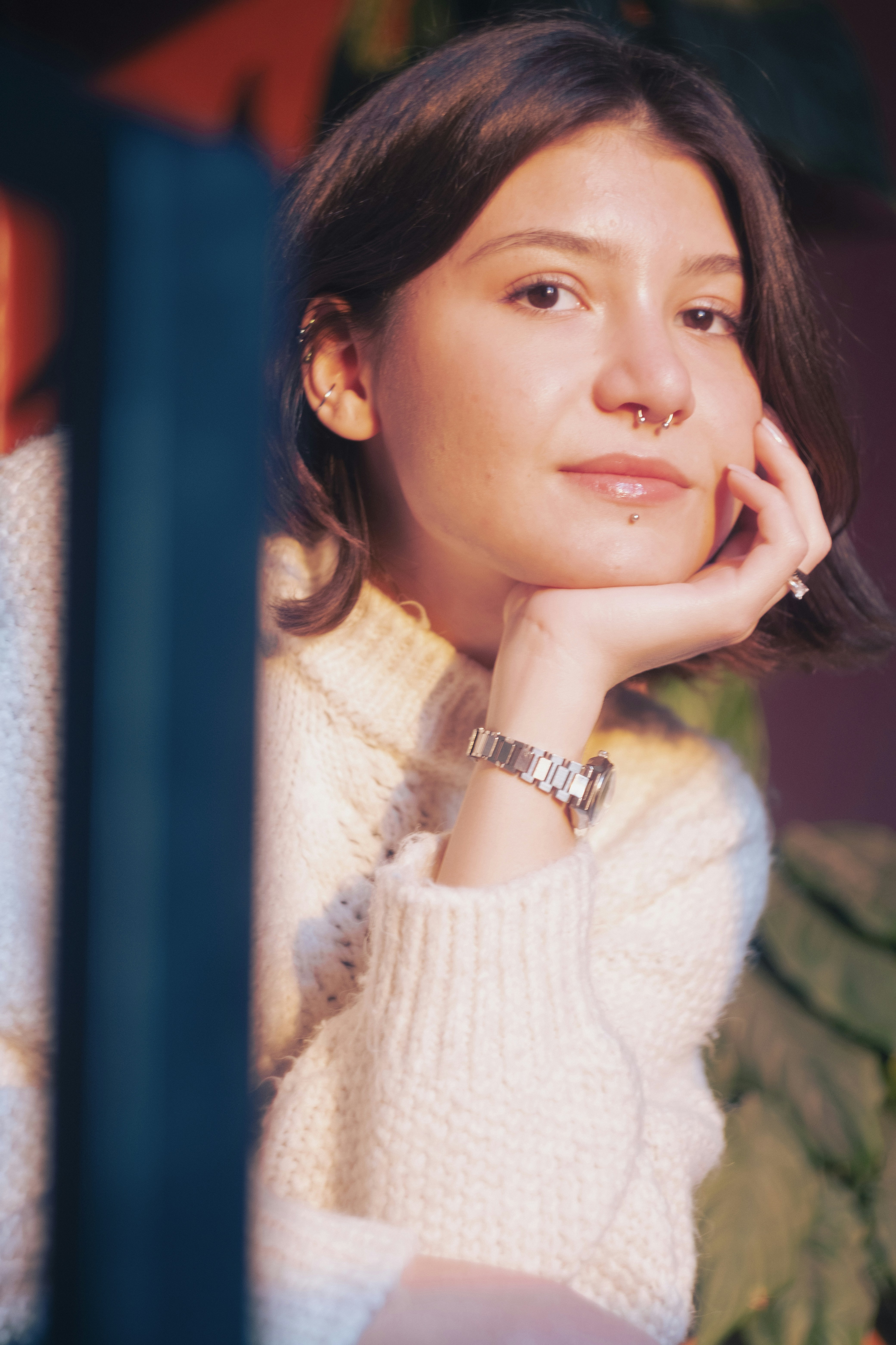 Une femme avec sa main sur son visage photo – Photo Kayseri Gratuite ...
