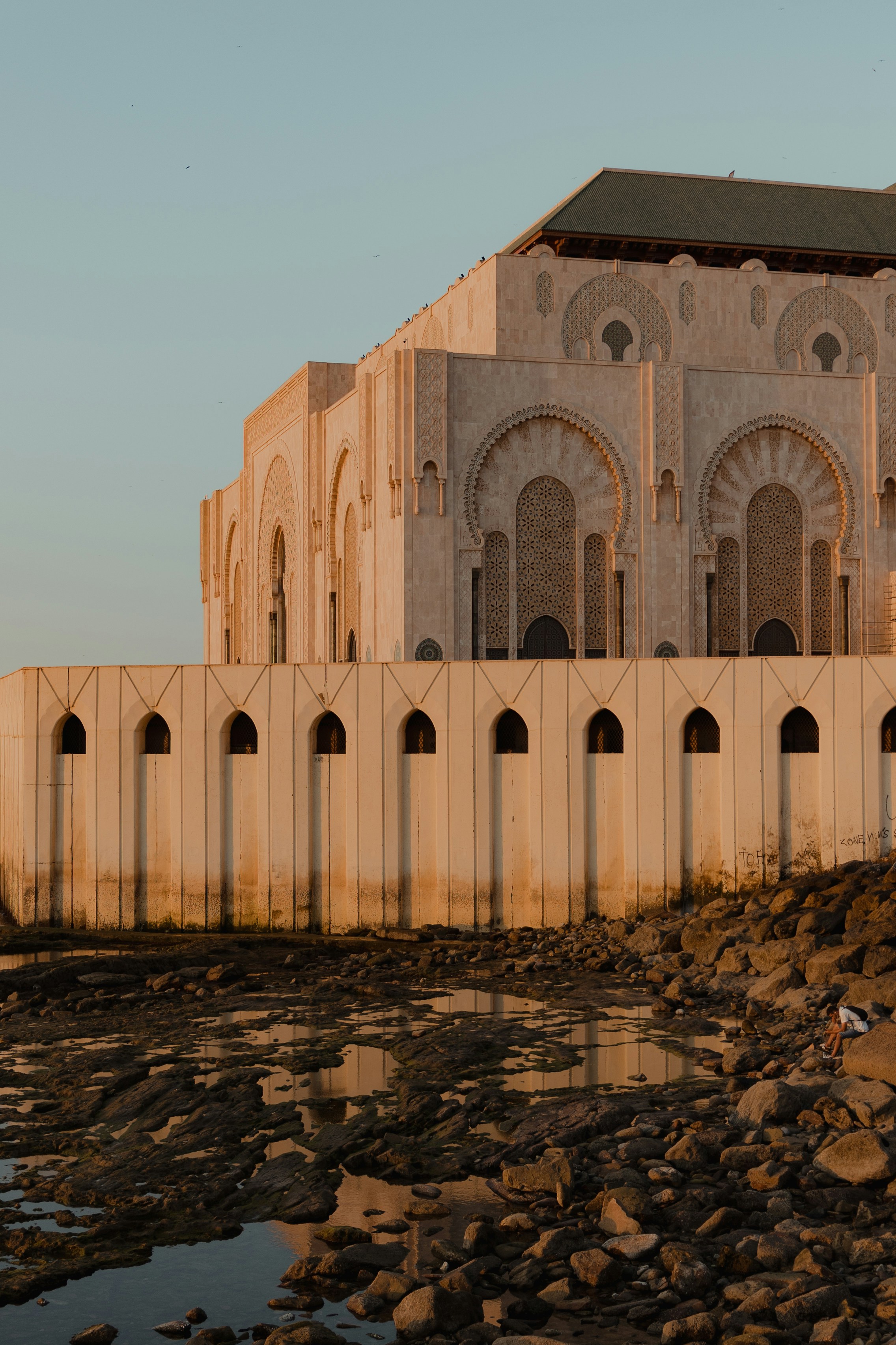 A building with a large arched roof photo – Free Building Image on Unsplash