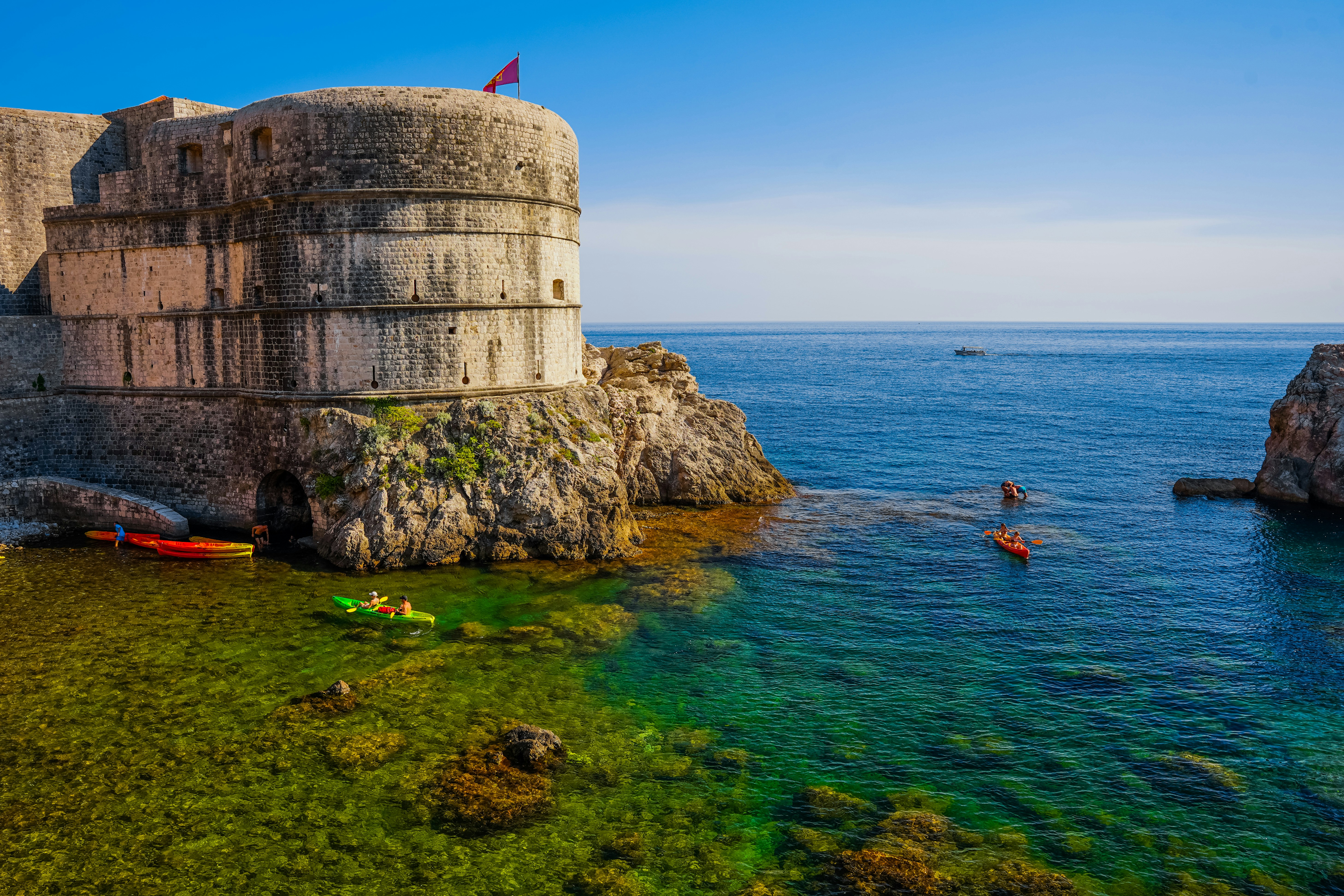 Un castillo en un acantilado sobre el océano foto – Imagen de Dubrovnik ...