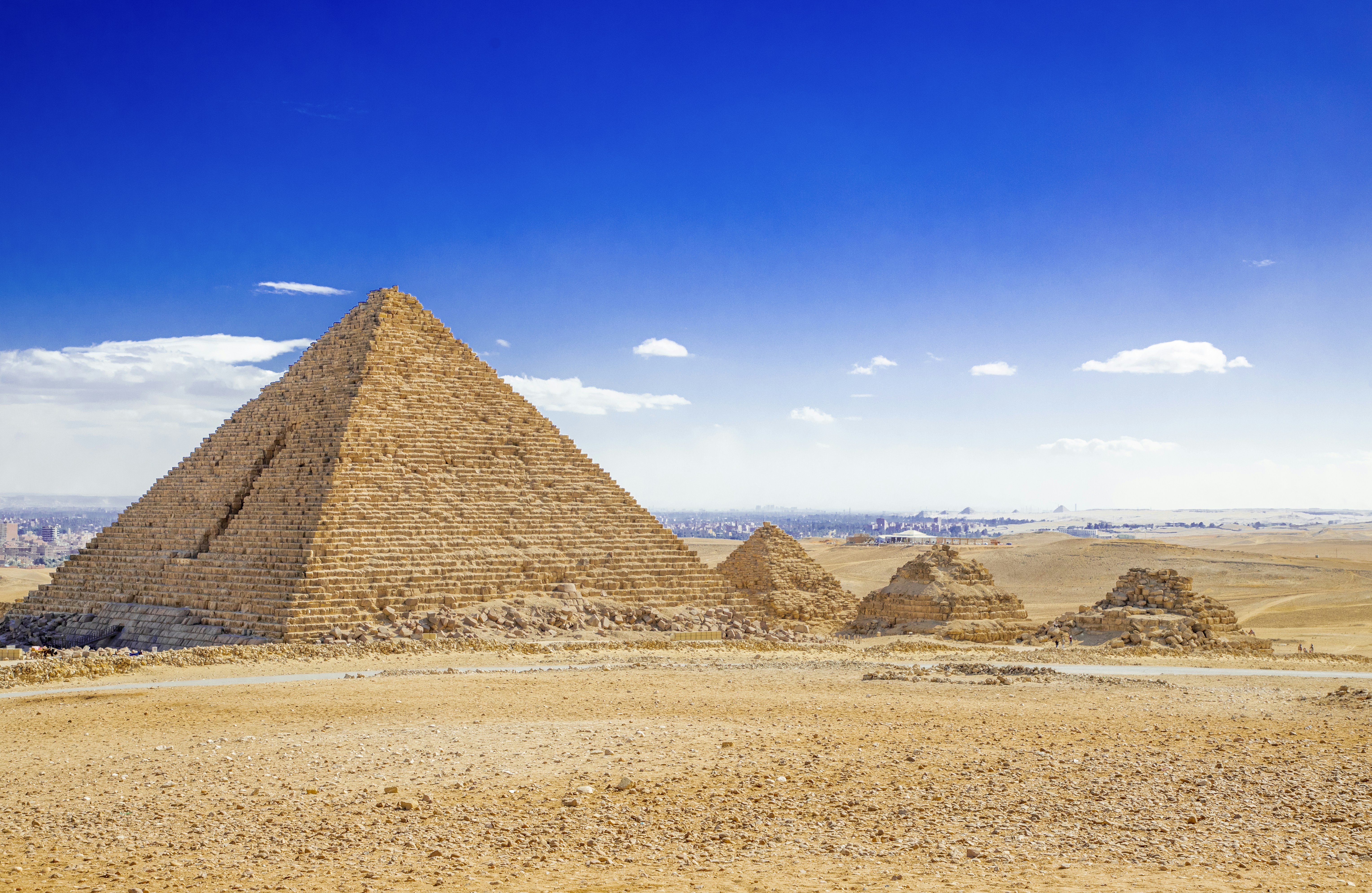 A pyramid in a desert photo – Free Pyramid of giza Image on Unsplash