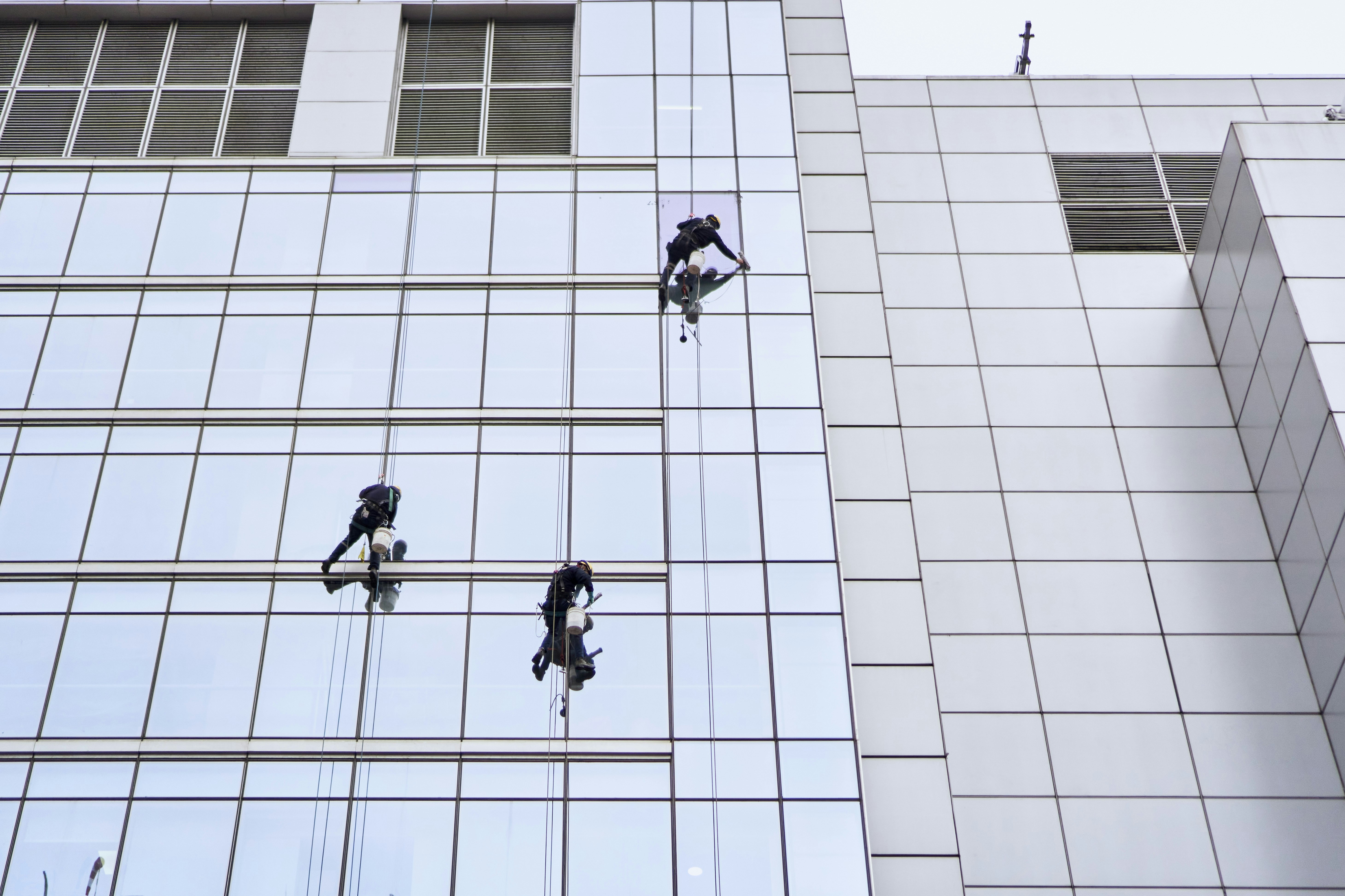 A group of people climbing a building photo – Free Chile Image on Unsplash