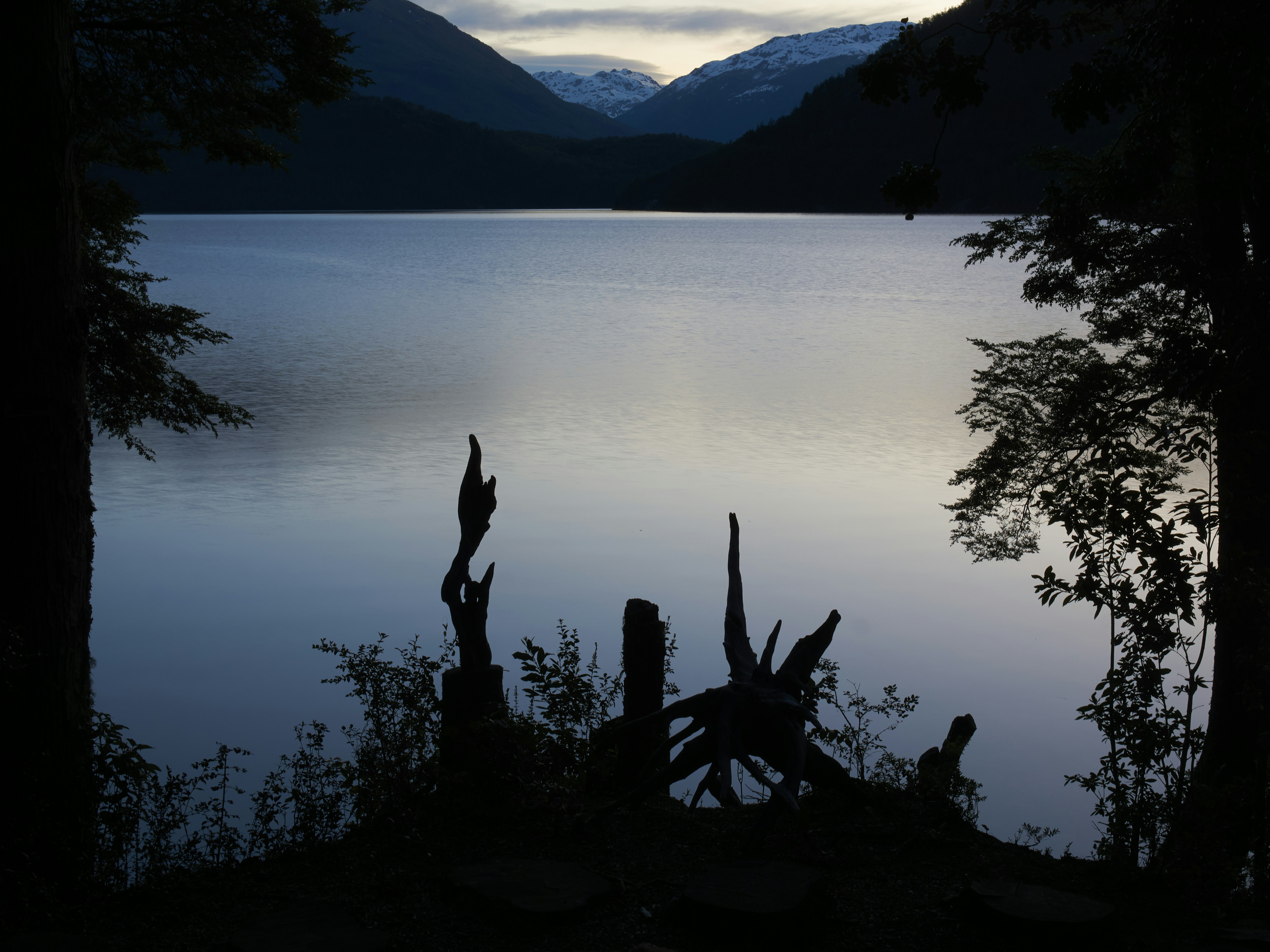 Un lago con árboles y montañas al fondo foto – Imagen de Lago Las Rocas ...
