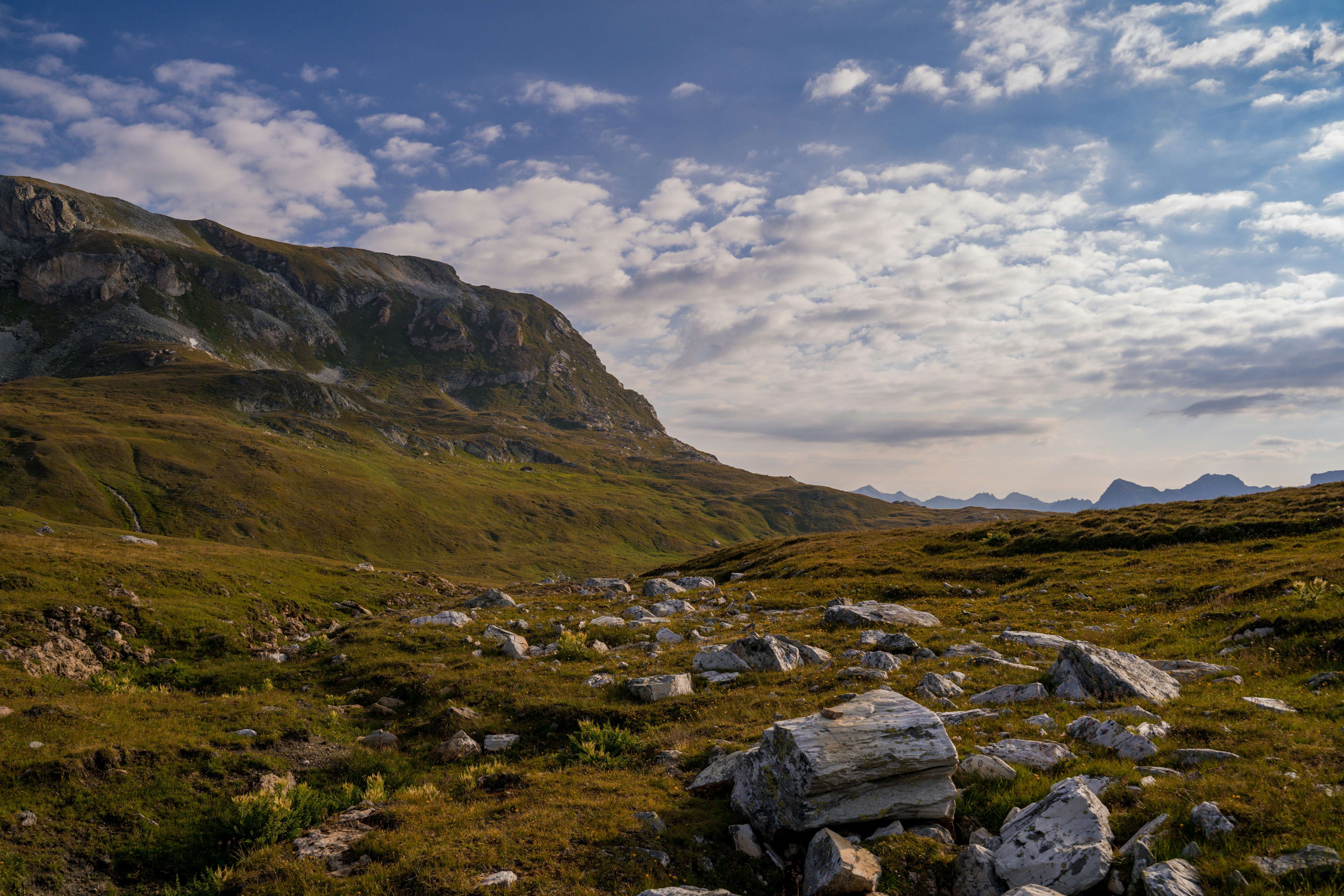 A rocky river bed in a valley photo – Free Lac de lona Image on Unsplash