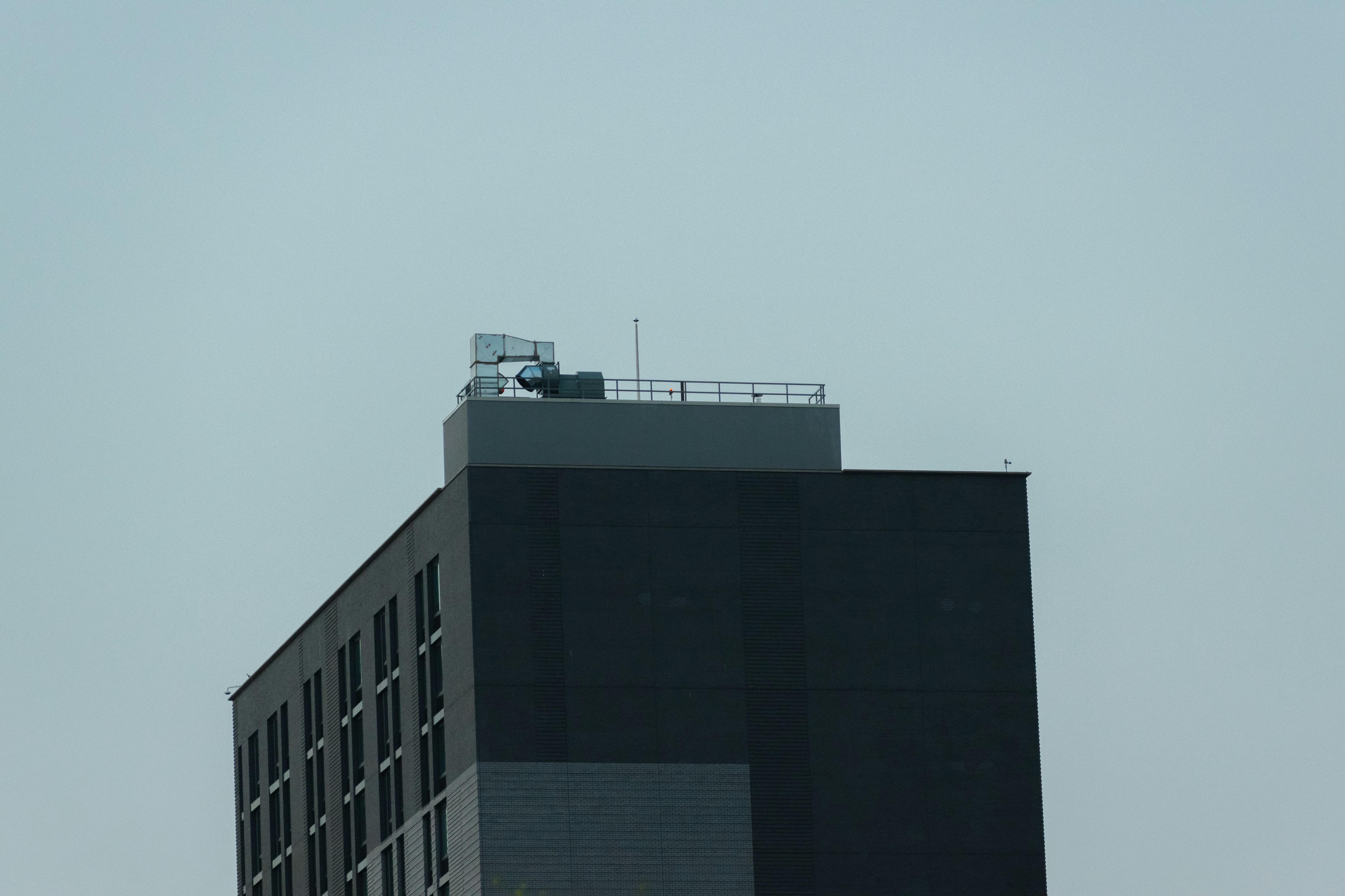 Foto Un edificio con una torre – Imagen Película gratis en Unsplash