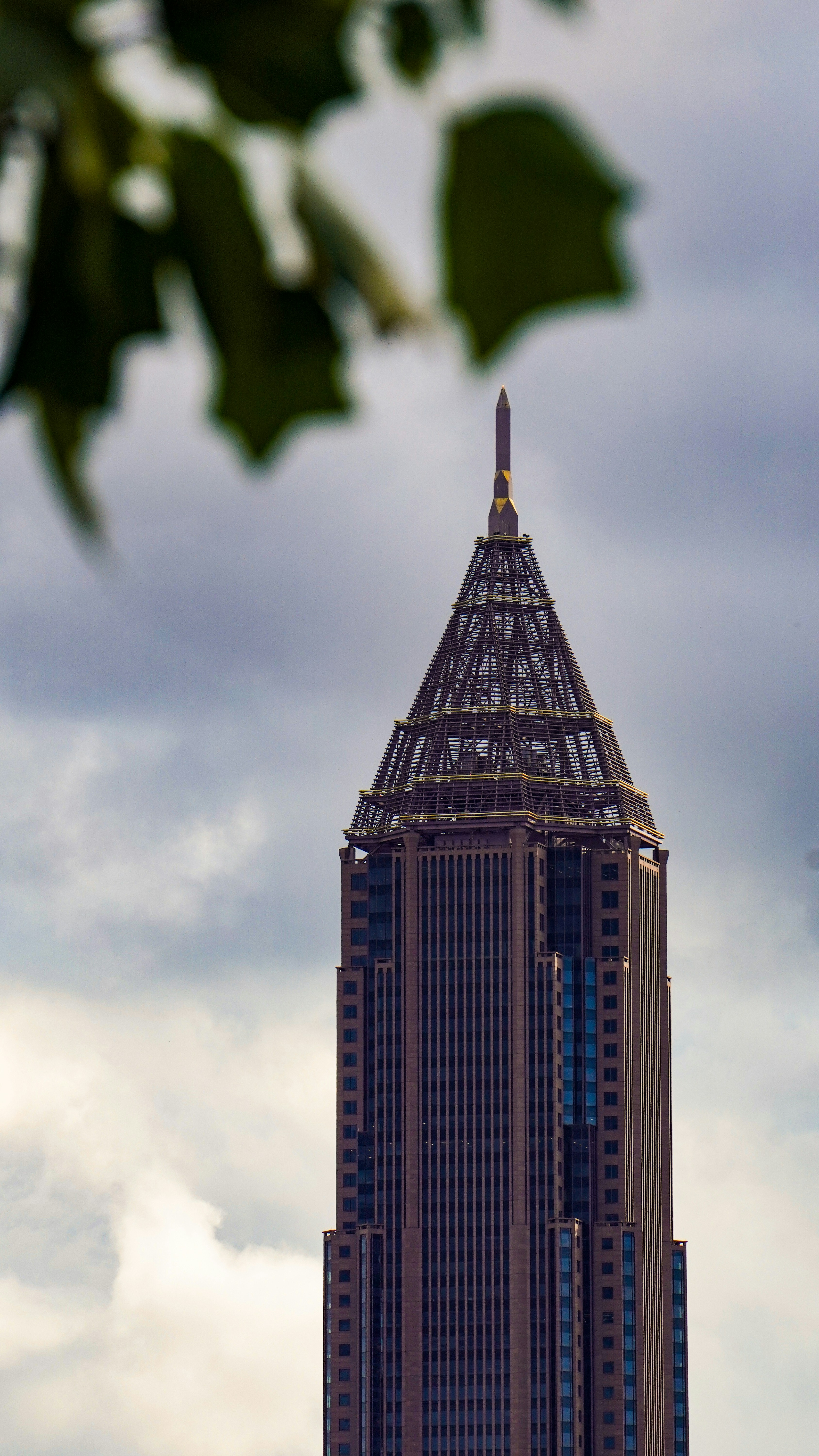 A tall building with a pointy top photo – Free Tower Image on Unsplash