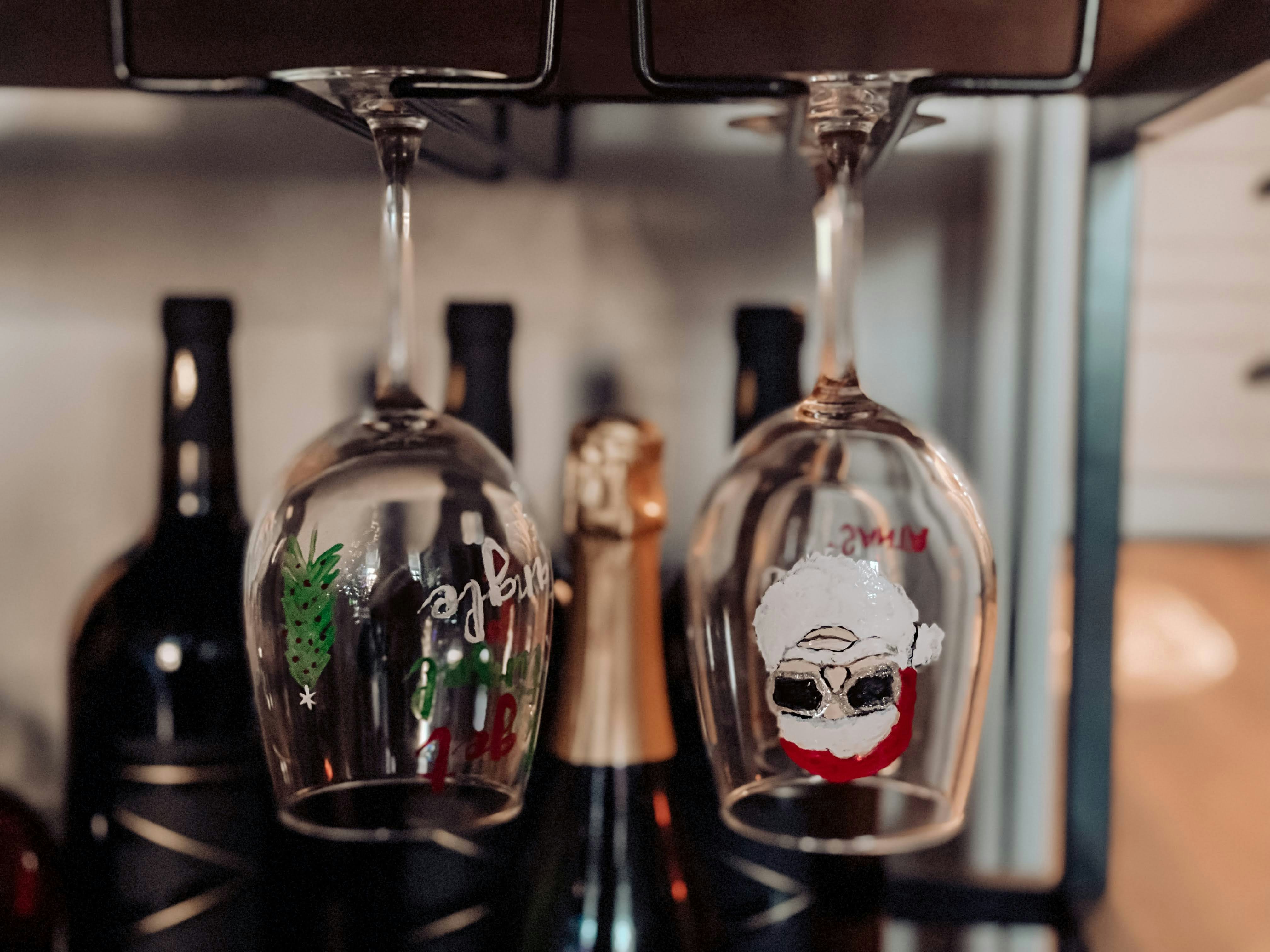 Foto Un grupo de botellas con líquido en ellas – Imagen Bebida gratis ...