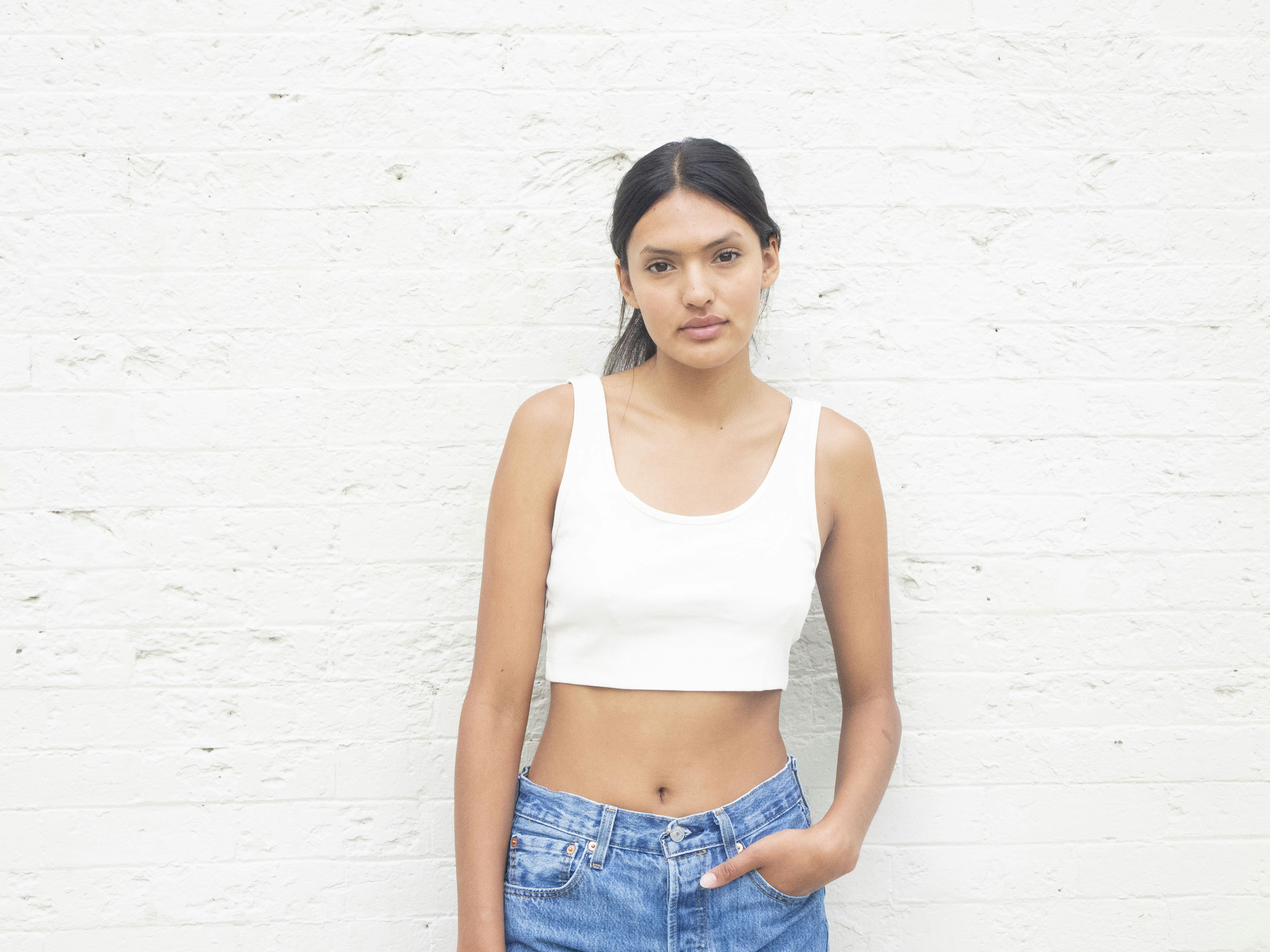 Foto Una persona posando para una foto – Imagen Calle d gratis en Unsplash