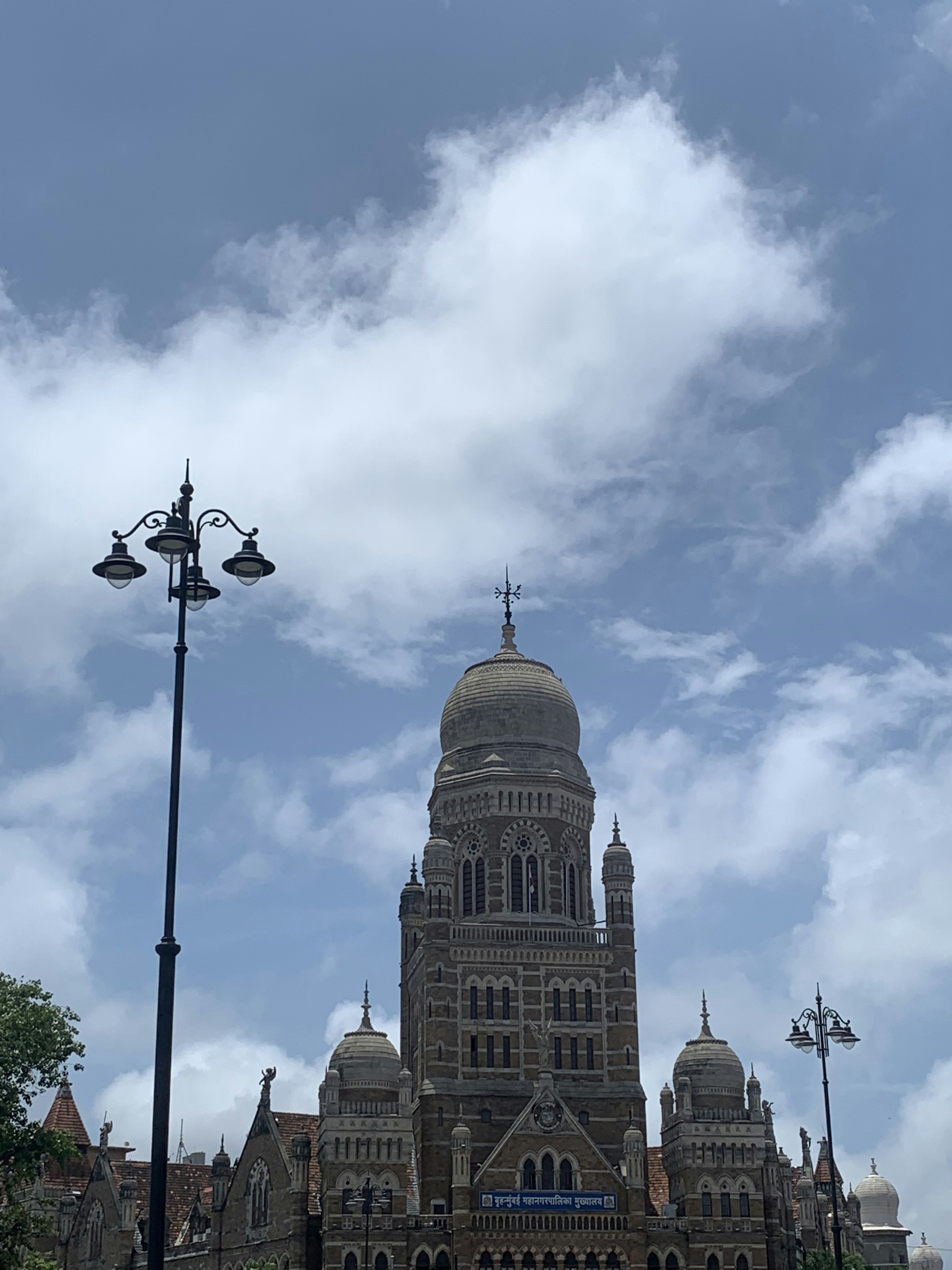 Foto Un gran edificio con techo abovedado – Imagen Bombay gratis en ...