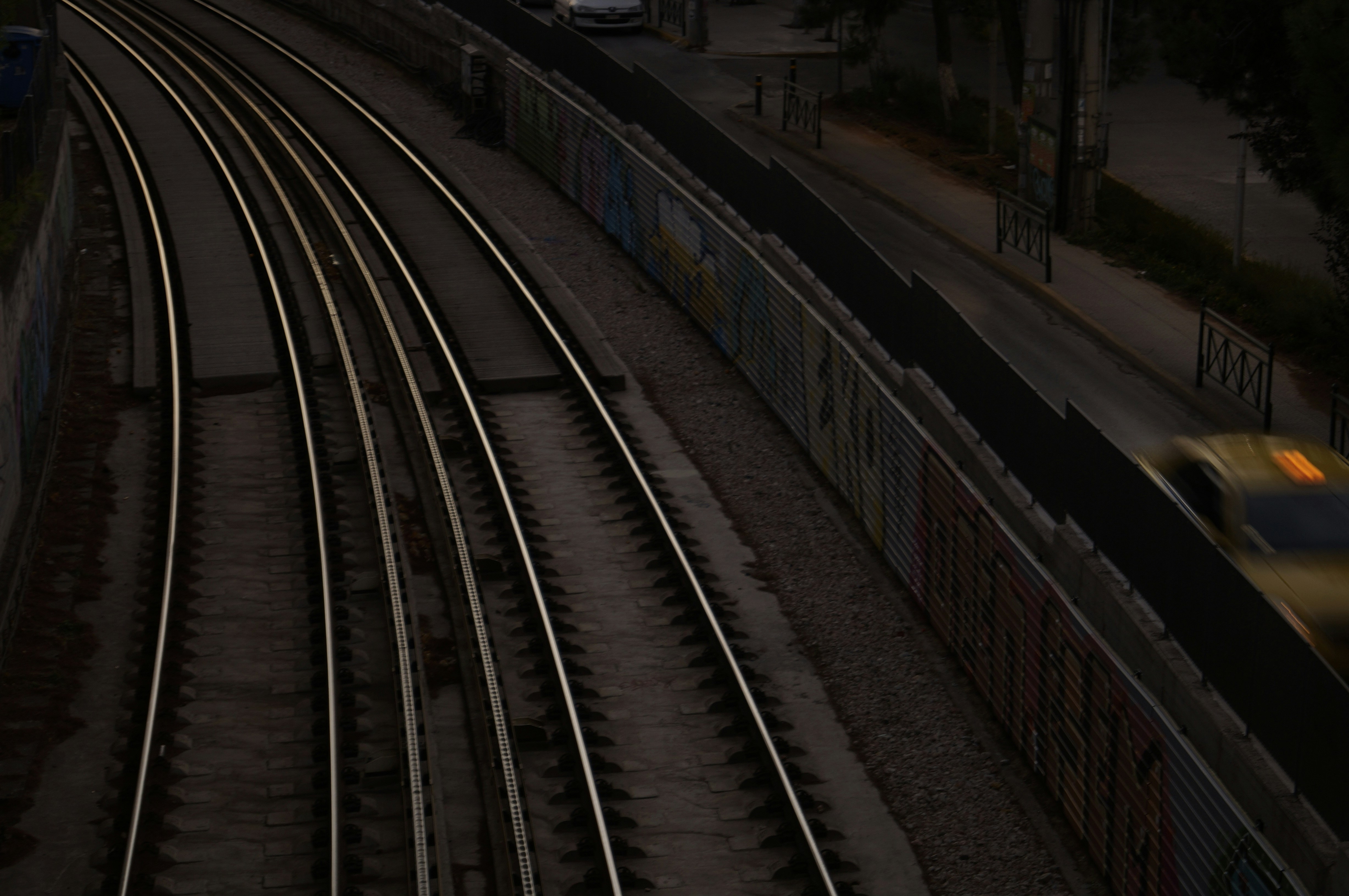 A train on the railway tracks photo – Free Neo iraklio Image on Unsplash