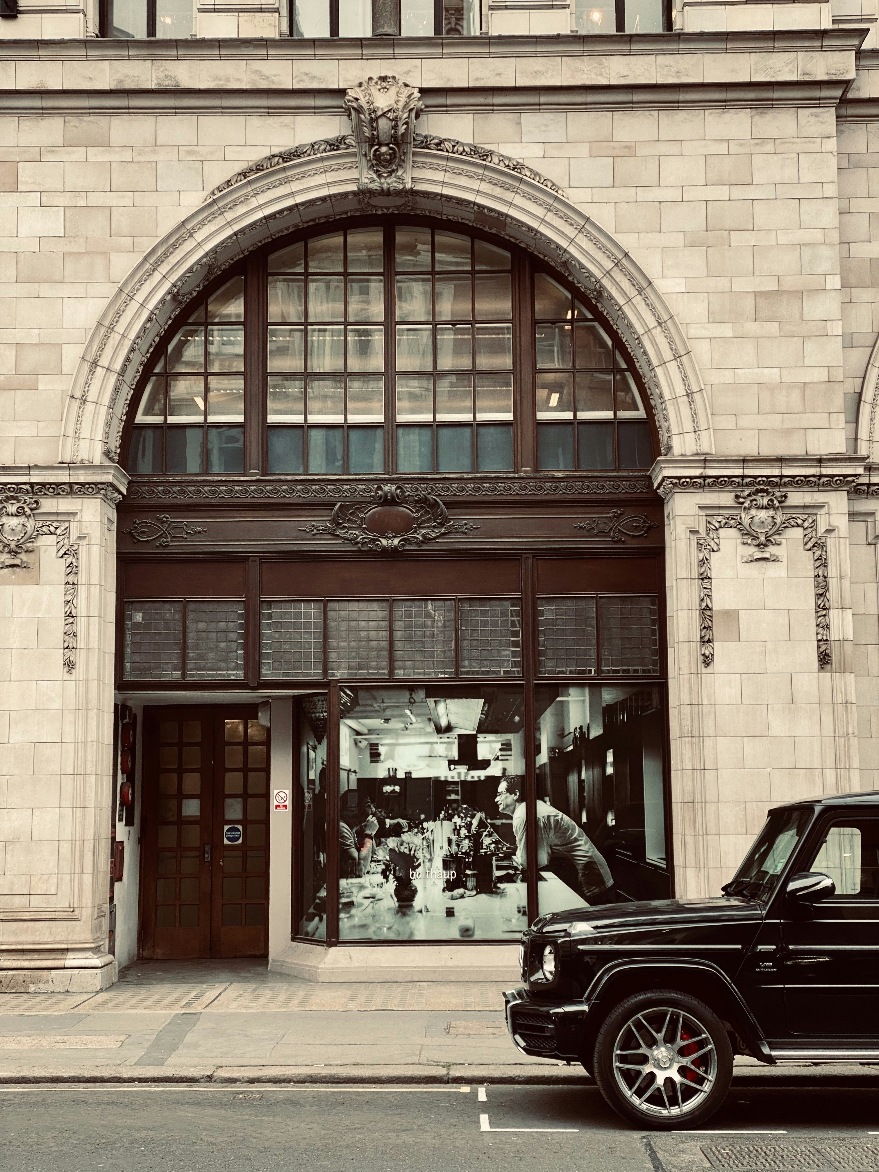 A car parked outside a building photo – Free London Image on Unsplash
