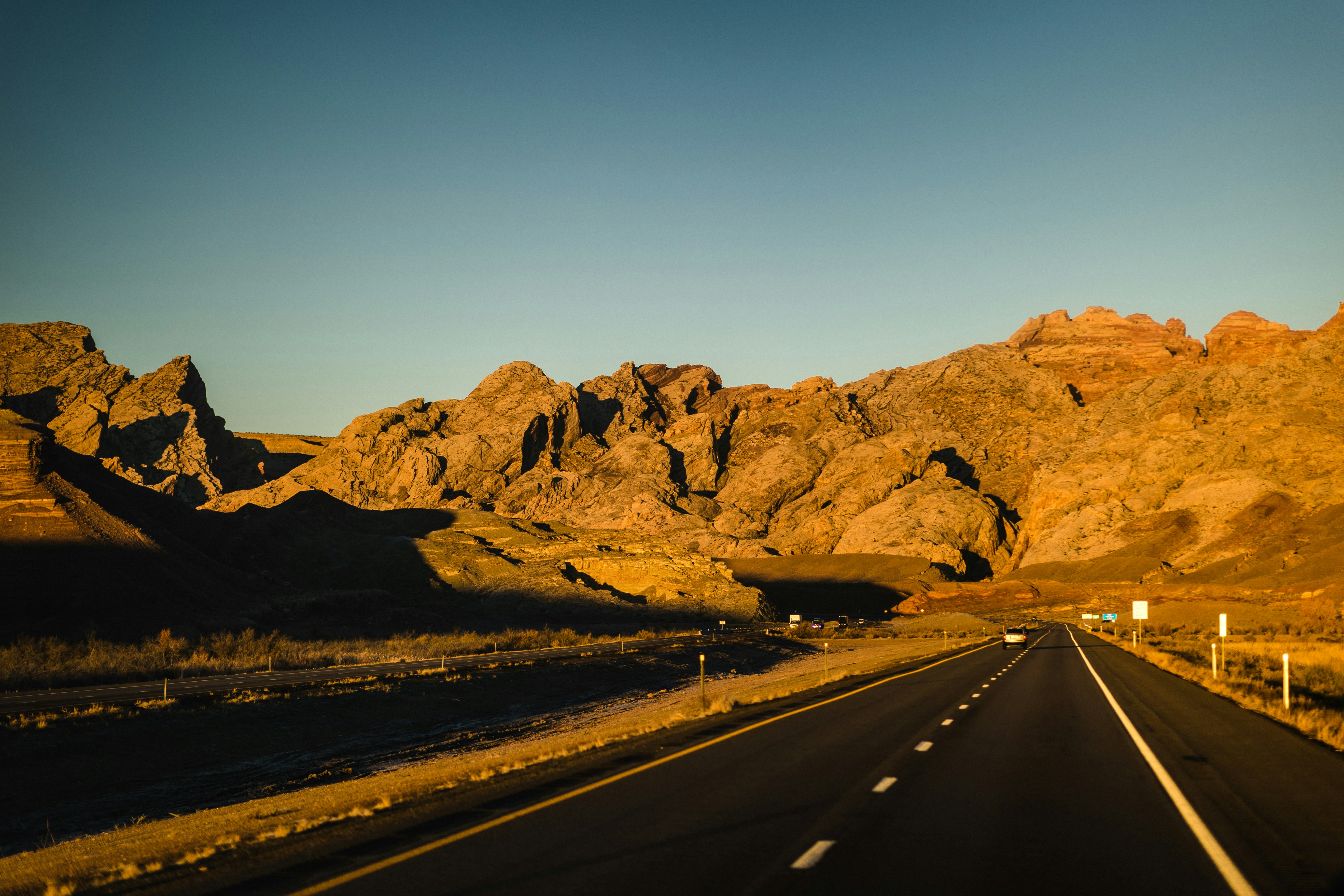 Une route avec une grande formation rocheuse photo – Photo Route ...