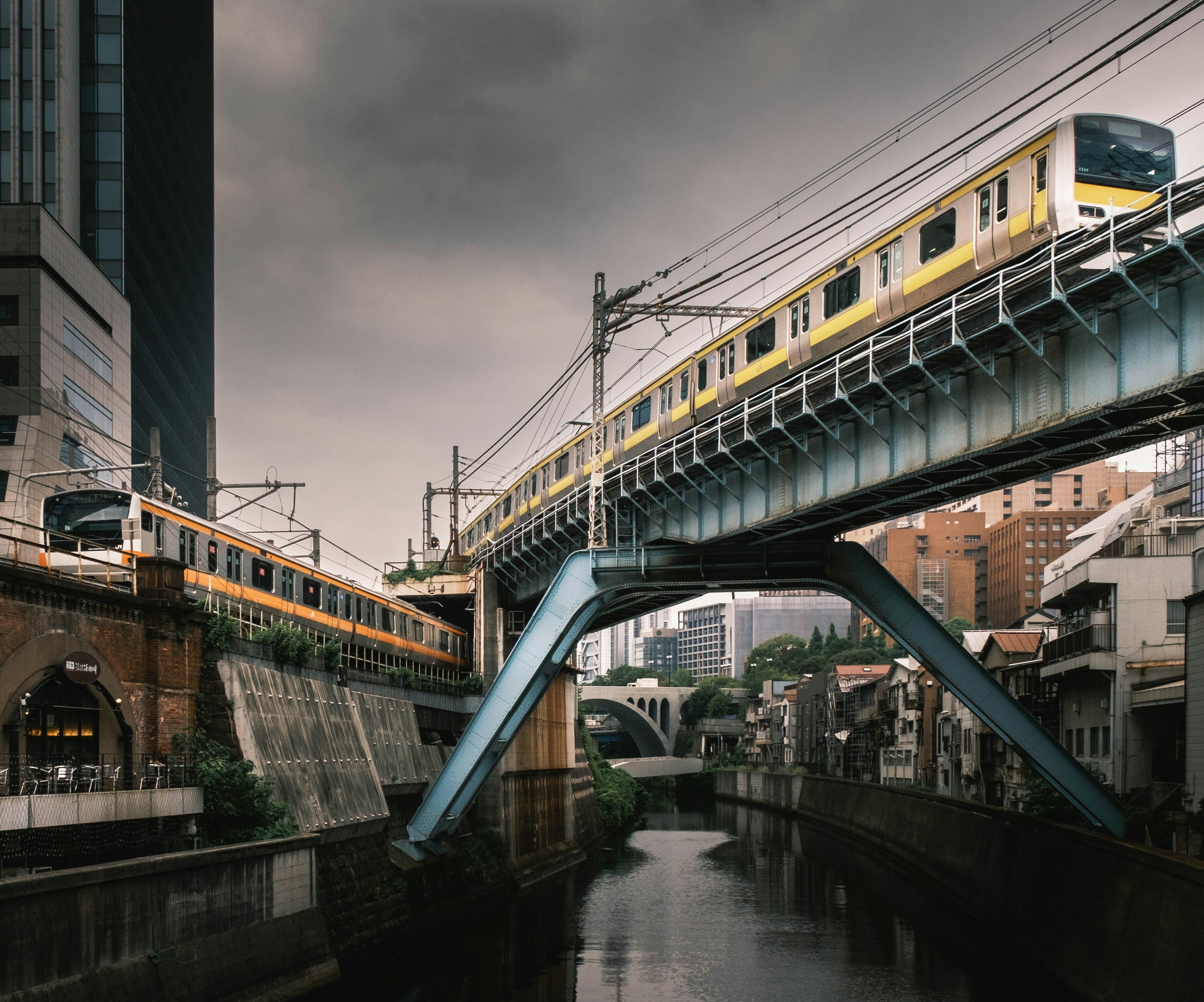 Un train traversant un pont photo – Photo Trains Gratuite sur Unsplash