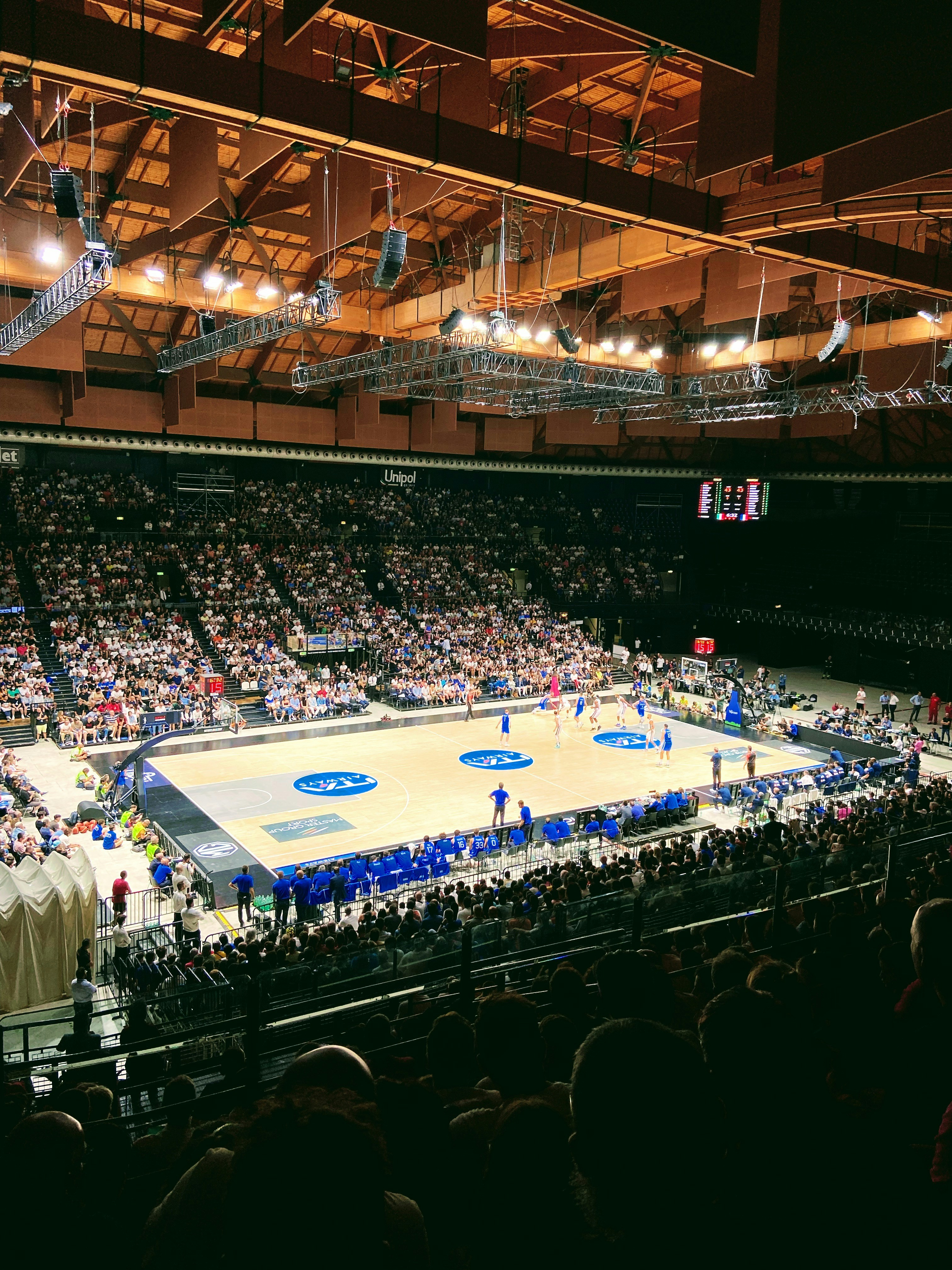 Un terrain de basket dans un stade photo – Photo Bologne Gratuite sur ...