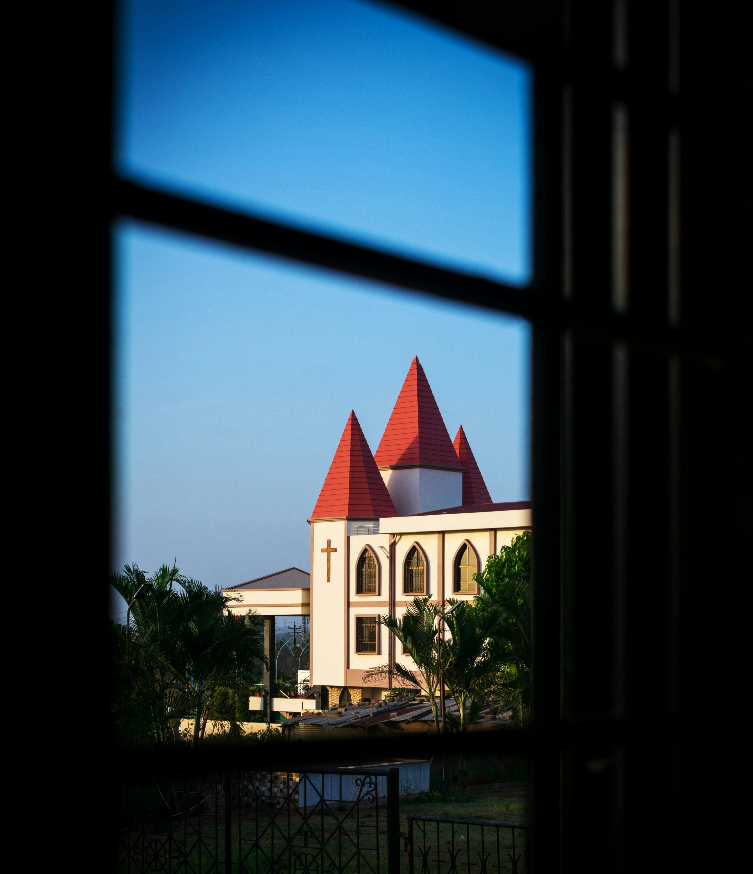 Un bâtiment au toit rouge photo – Photo Chruch Gratuite sur Unsplash