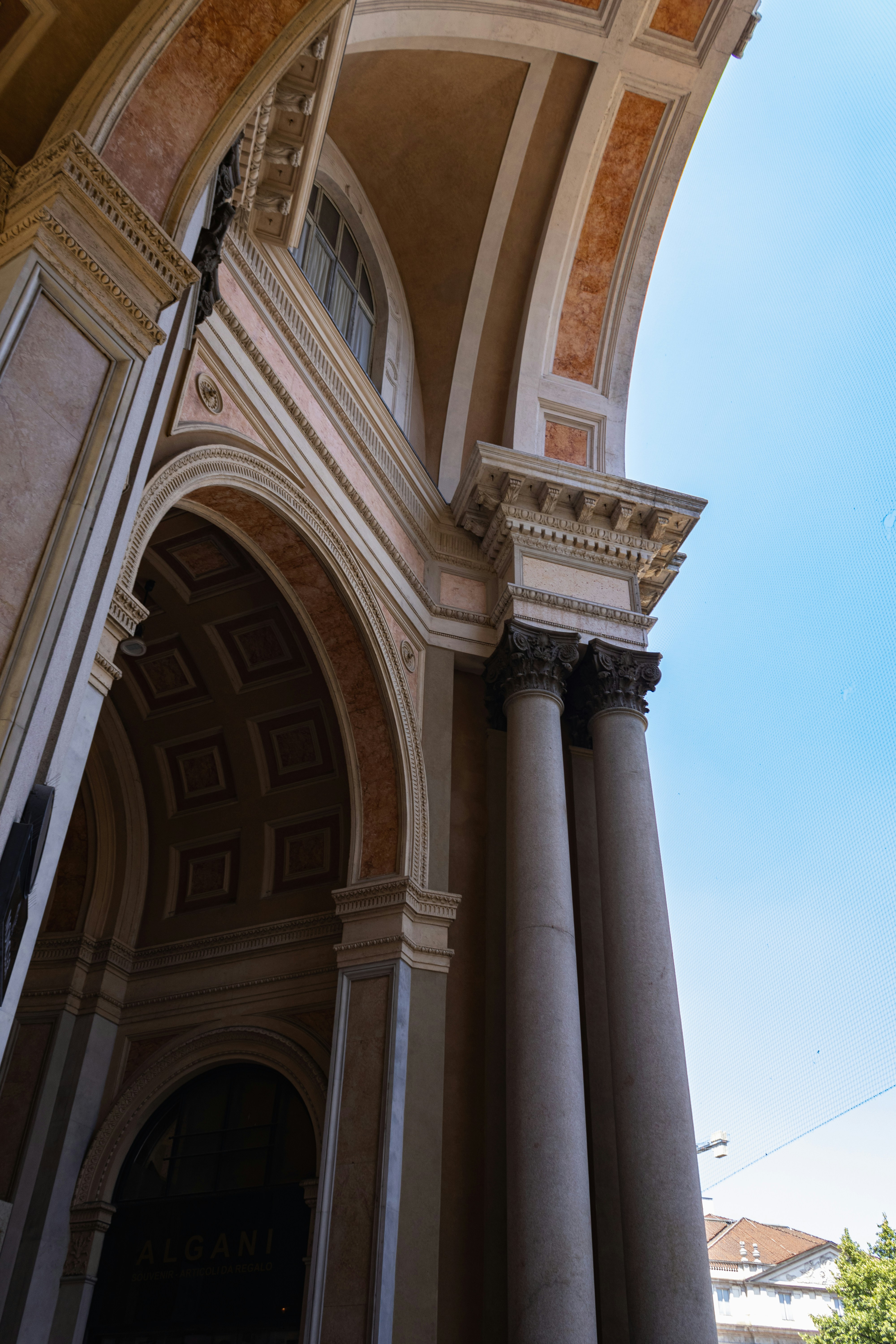 A building with pillars photo – Free Milano Image on Unsplash