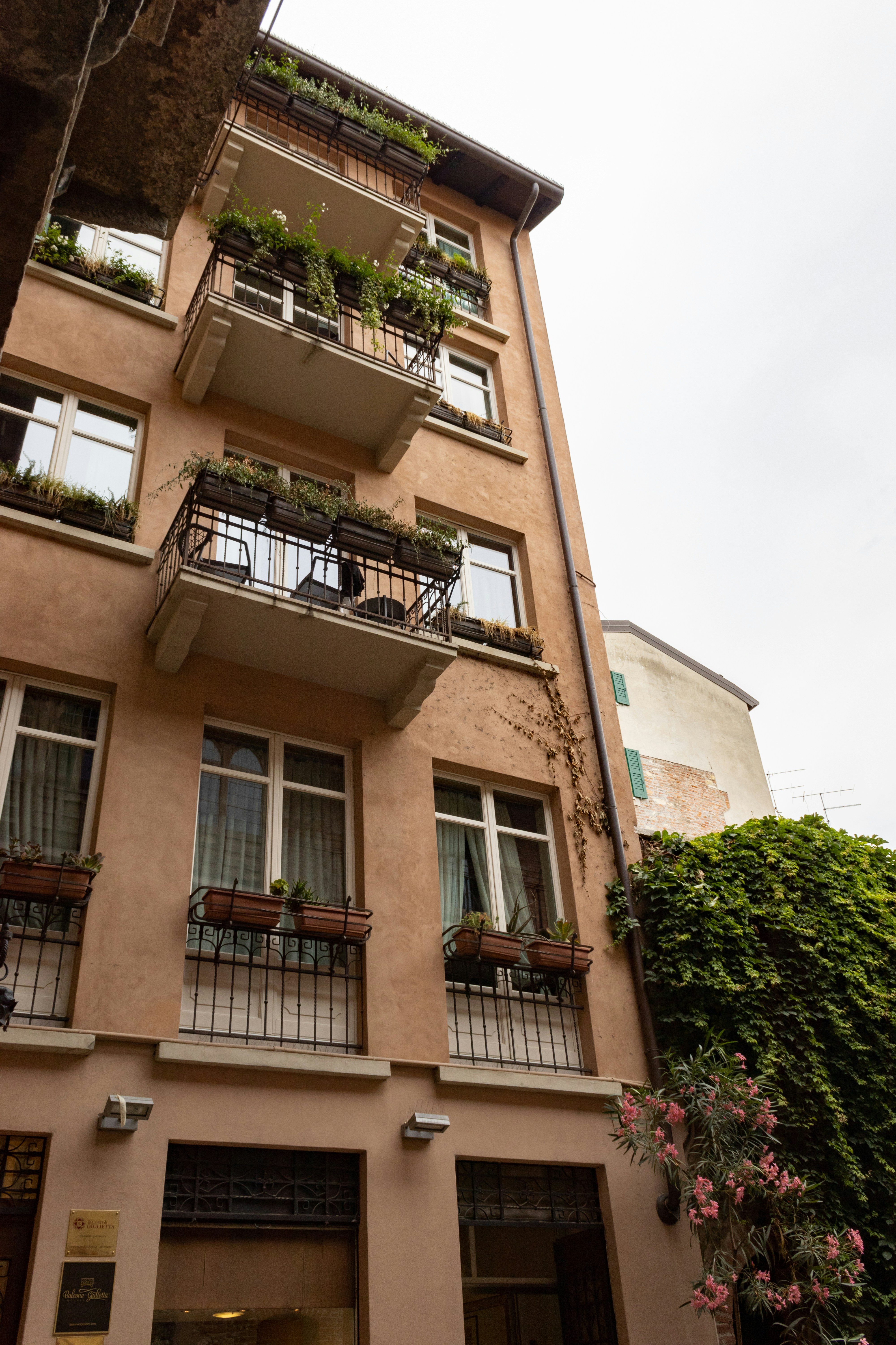 Foto Un edificio con balcones y plantas en las ventanas – Imagen Vr gratis en Unsplash