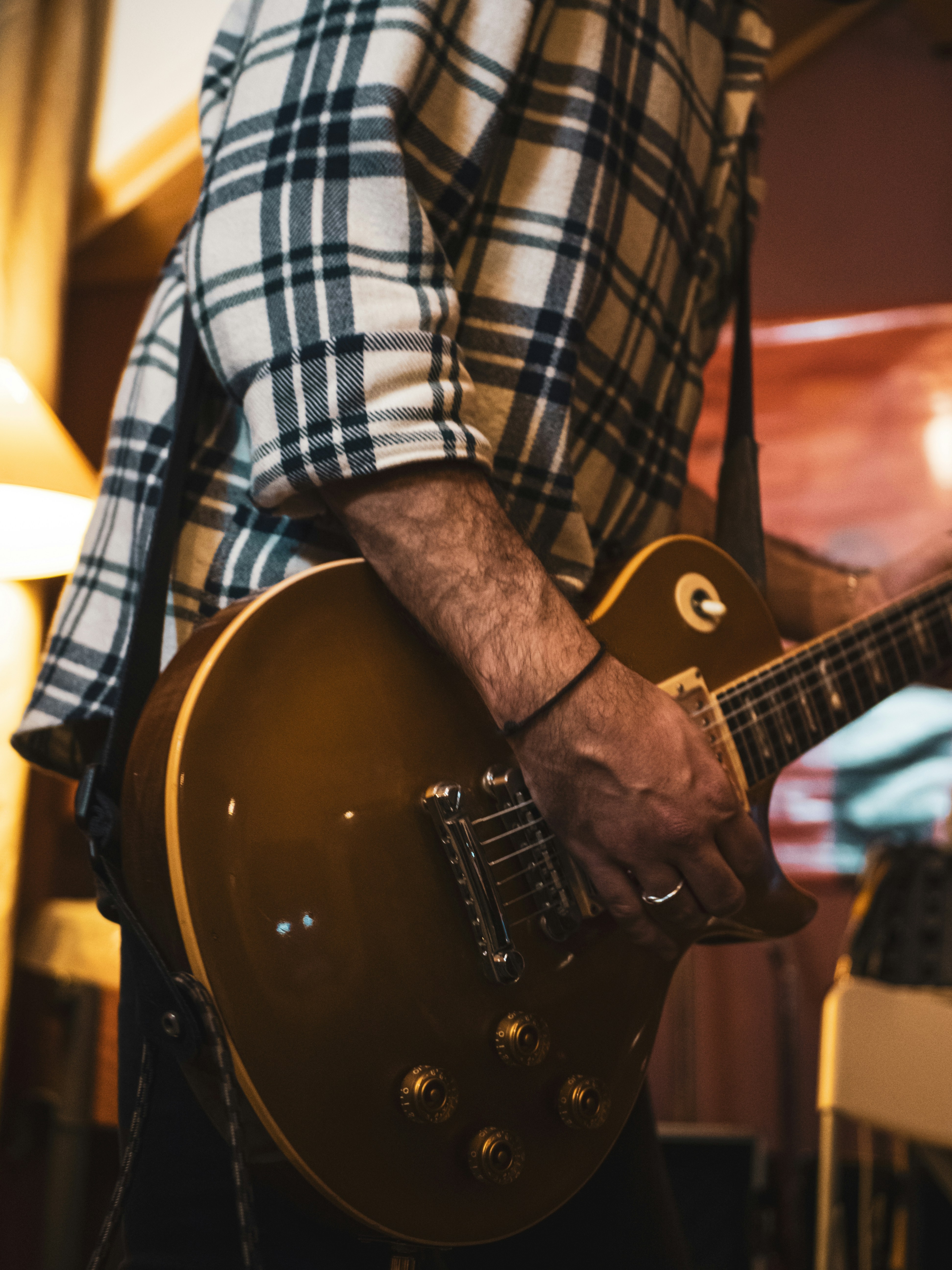 Un homme jouant de la guitare photo – Photo Guitare Gratuite sur Unsplash