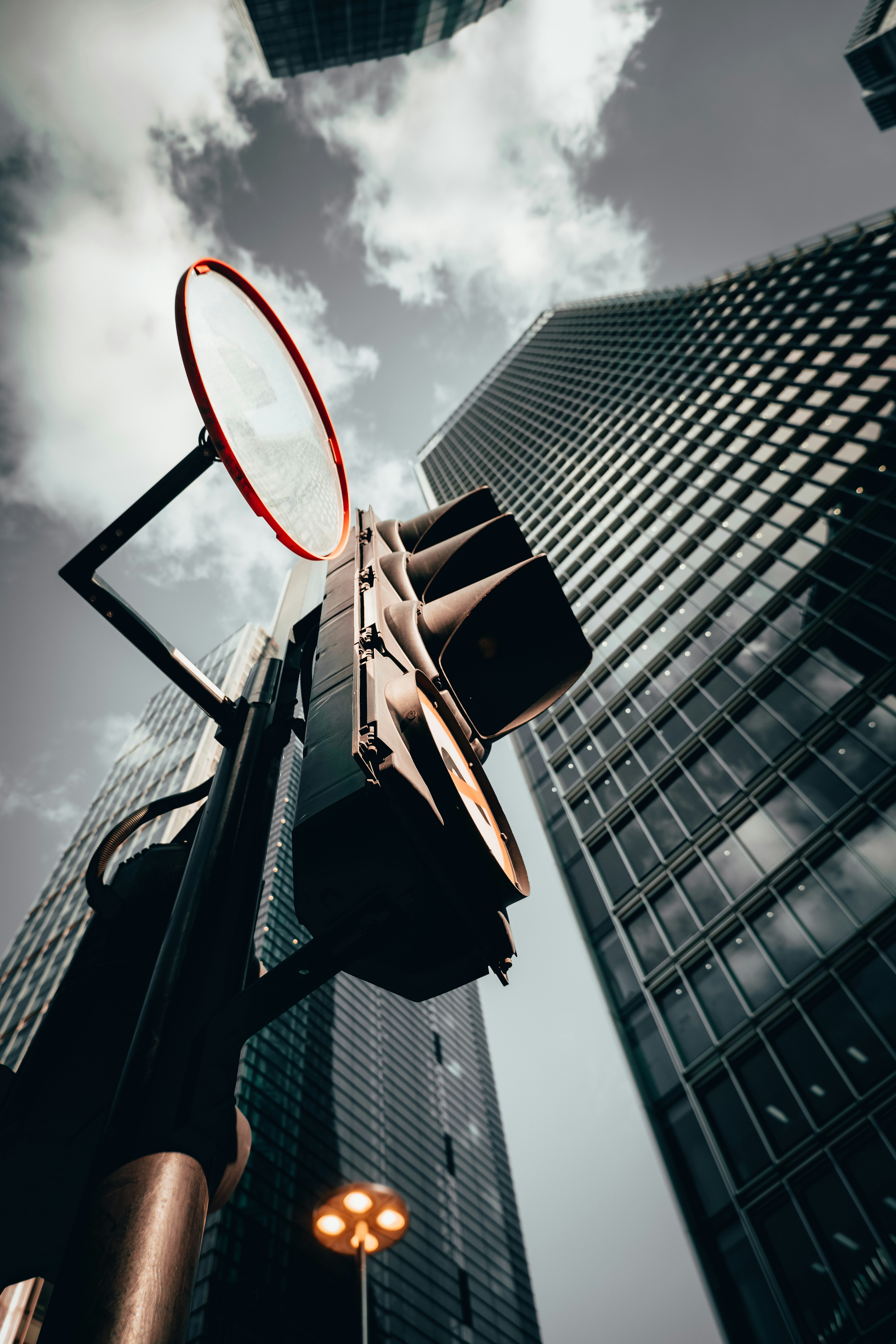 A traffic light is near a skyscraper photo – Free London Image on Unsplash