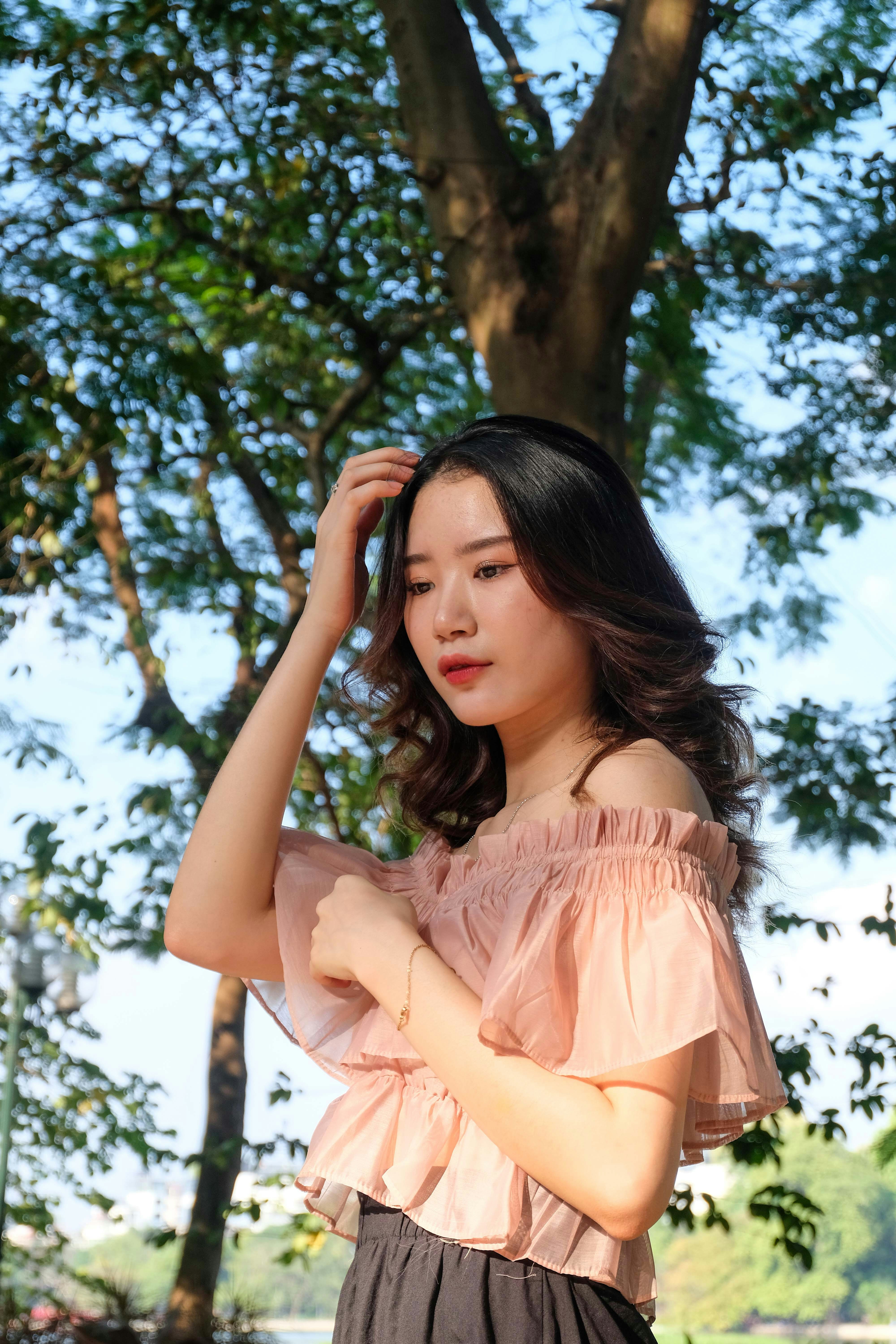 Foto Una persona posando para una foto – Imagen gratis en Unsplash