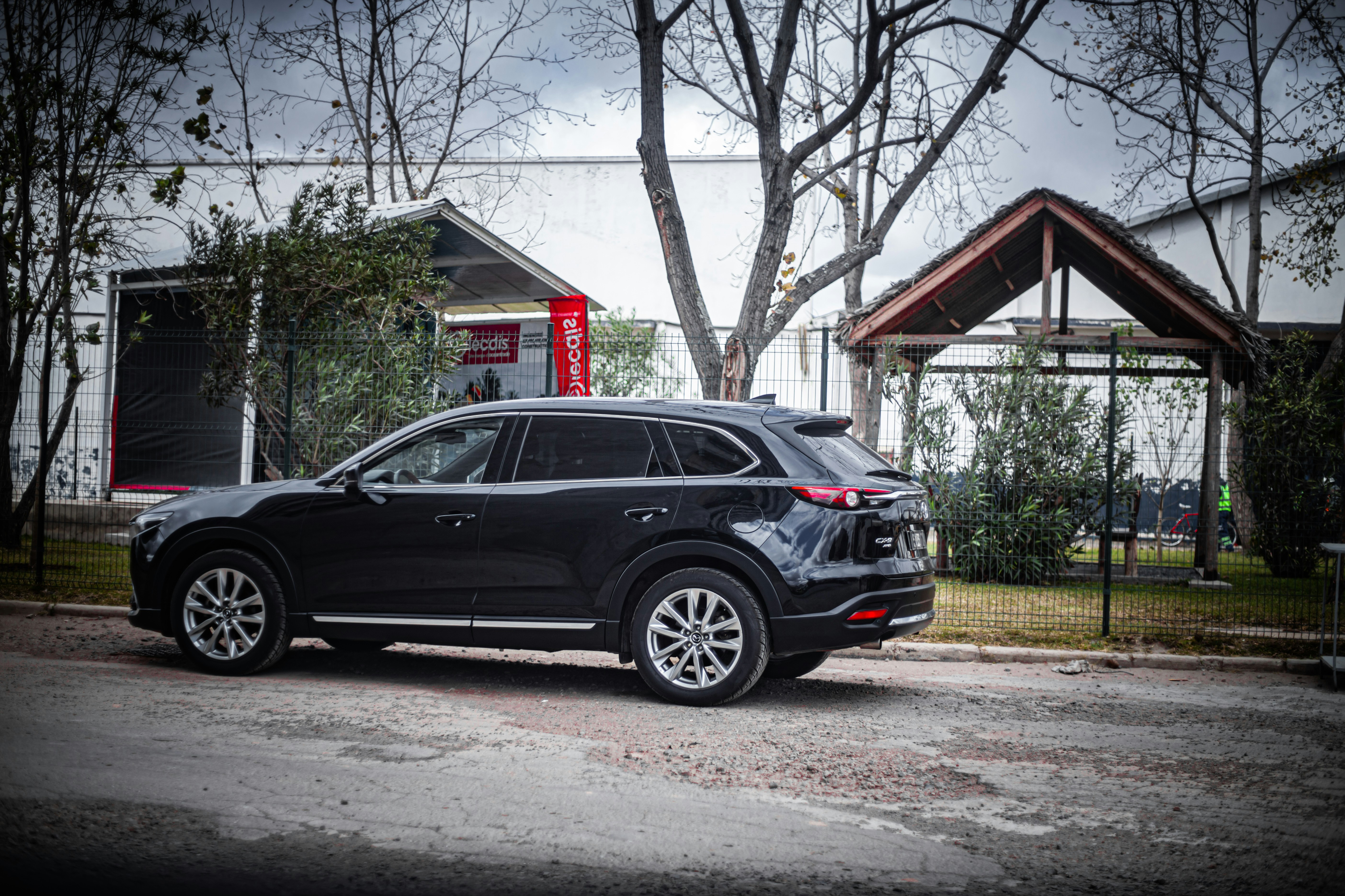 Foto Un coche negro aparcado frente a un edificio cerrado – Imagen ...
