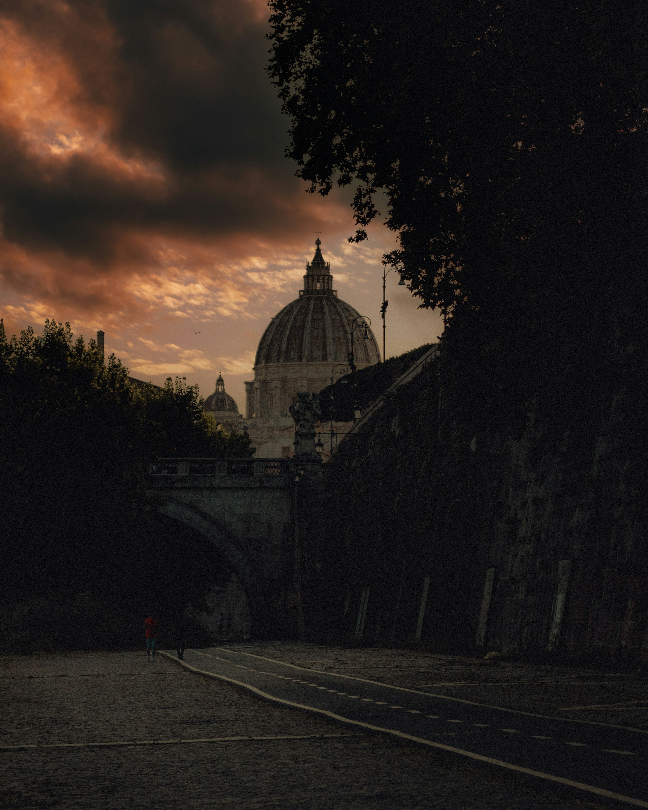 Dusk Over the Dome: A Riverside Corridor Framed by Shadows