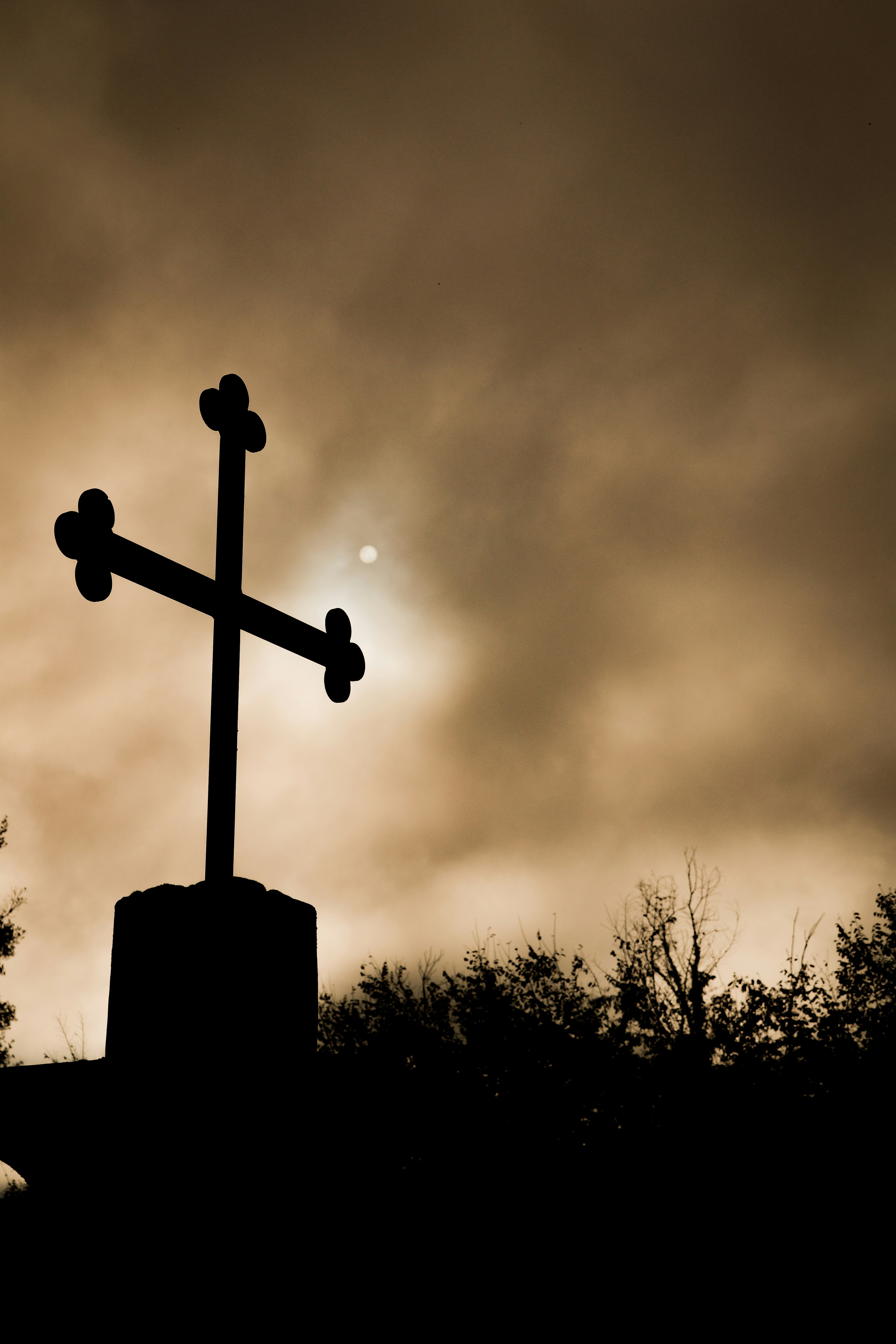 A cross on a pole photo – Free Bourg-lès-valence Image on Unsplash