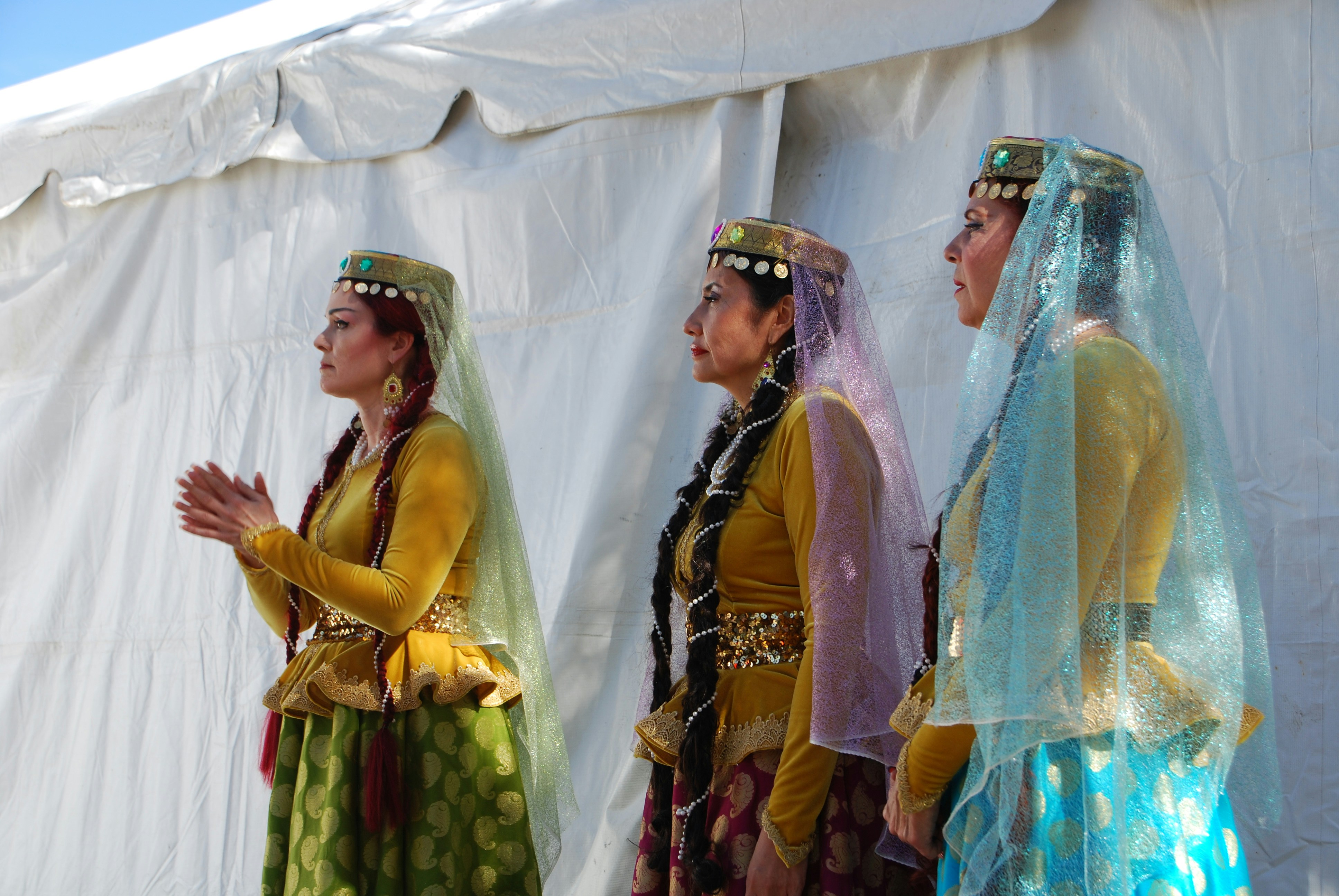 Un groupe de personnes en costume traditionnel photo – Photo Culture ...