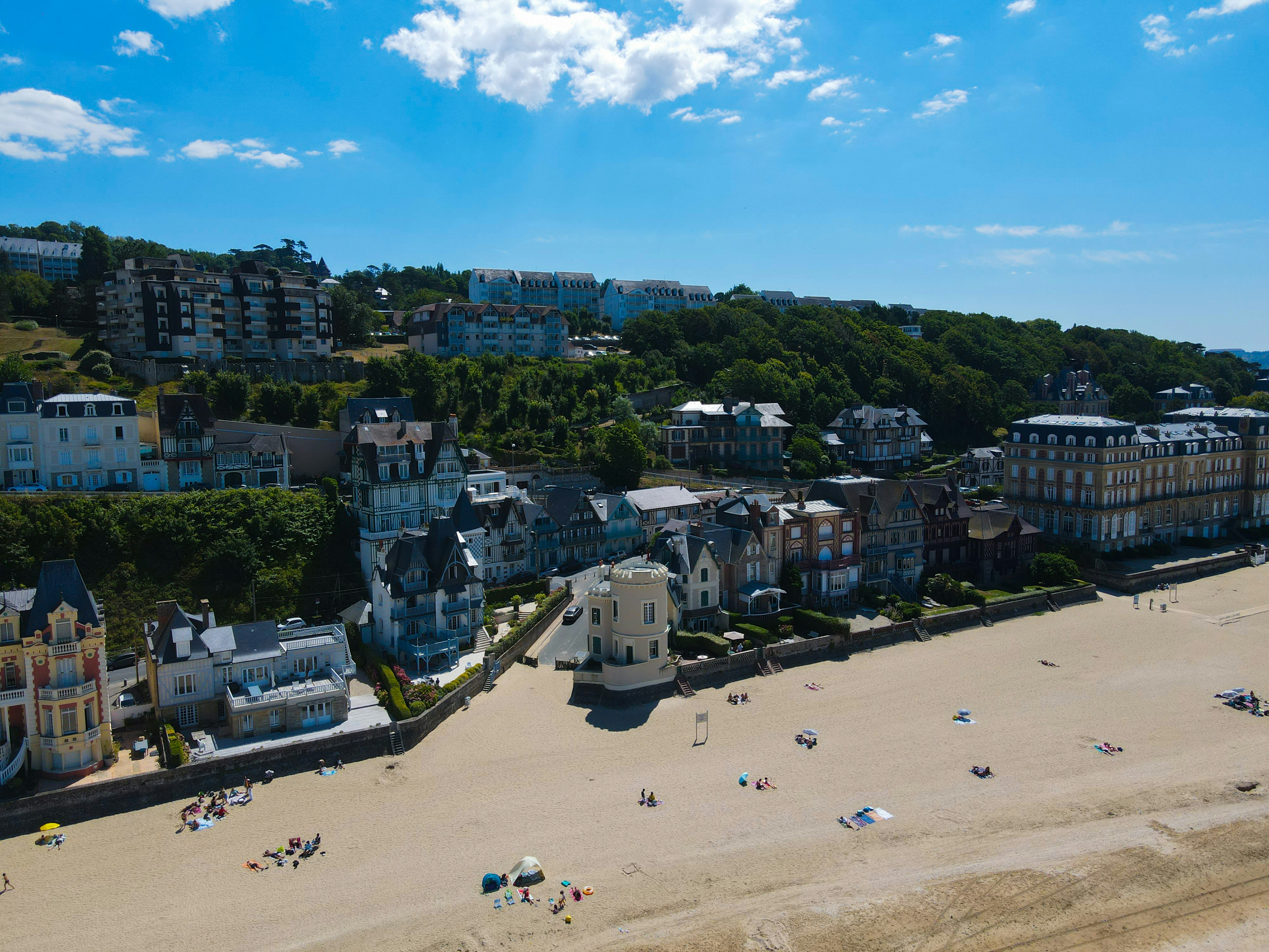 A beach with buildings and trees photo – Free Beach Image on Unsplash