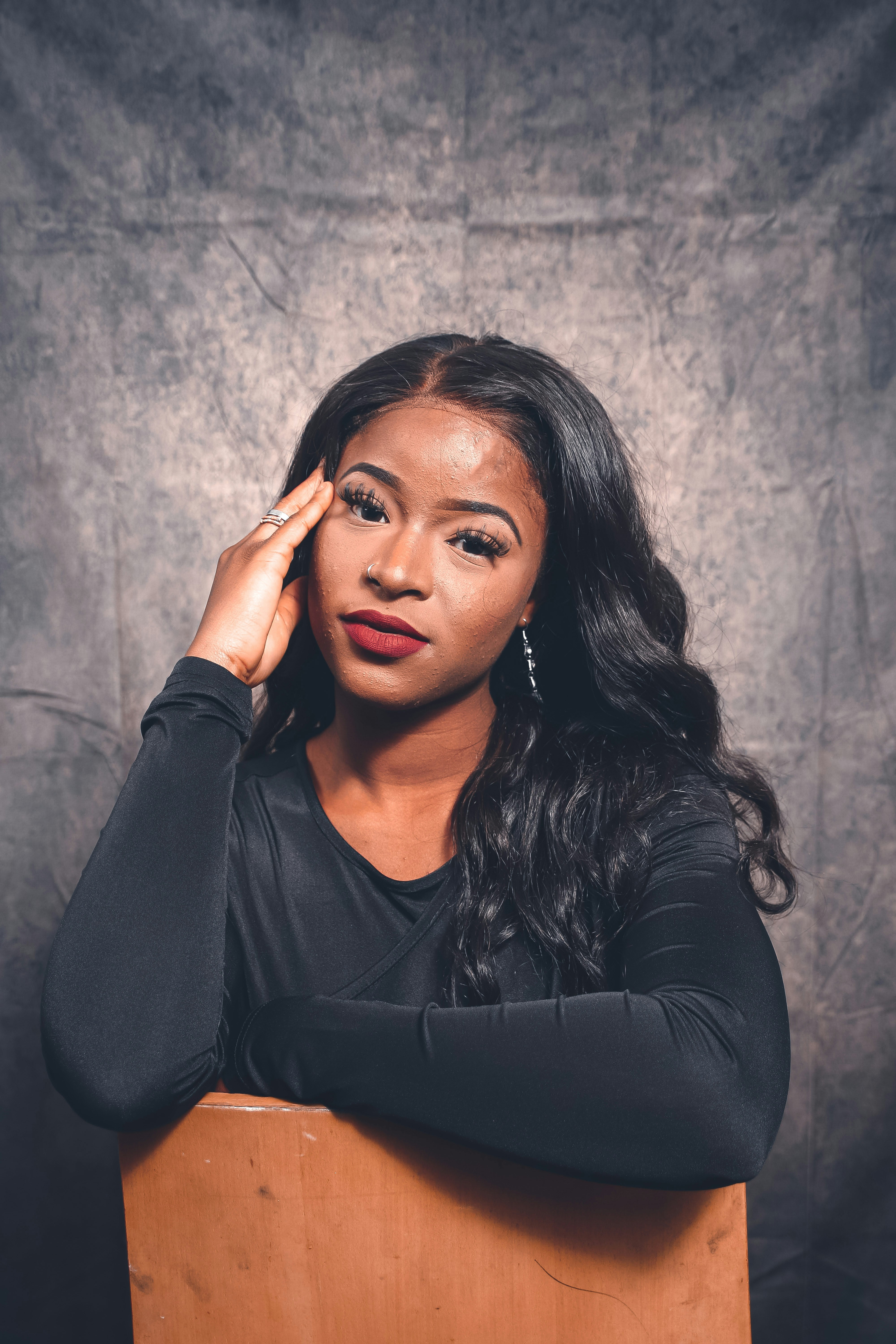 Une femme avec sa main sur son visage photo – Photo Cheveu Gratuite sur ...