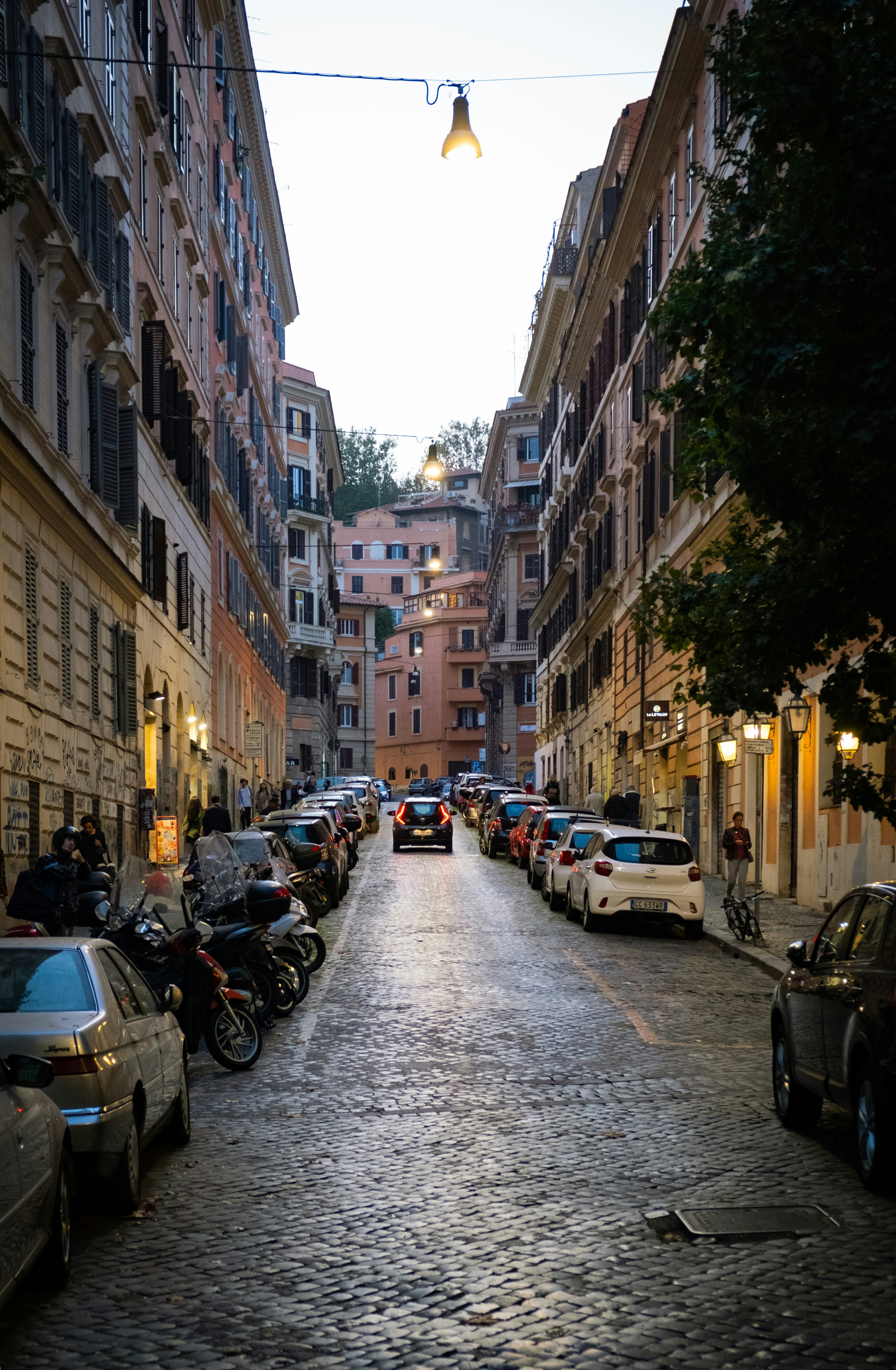 Foto zum Thema Eine Straße mit Autos und Motorrädern – Kostenloses Bild ...
