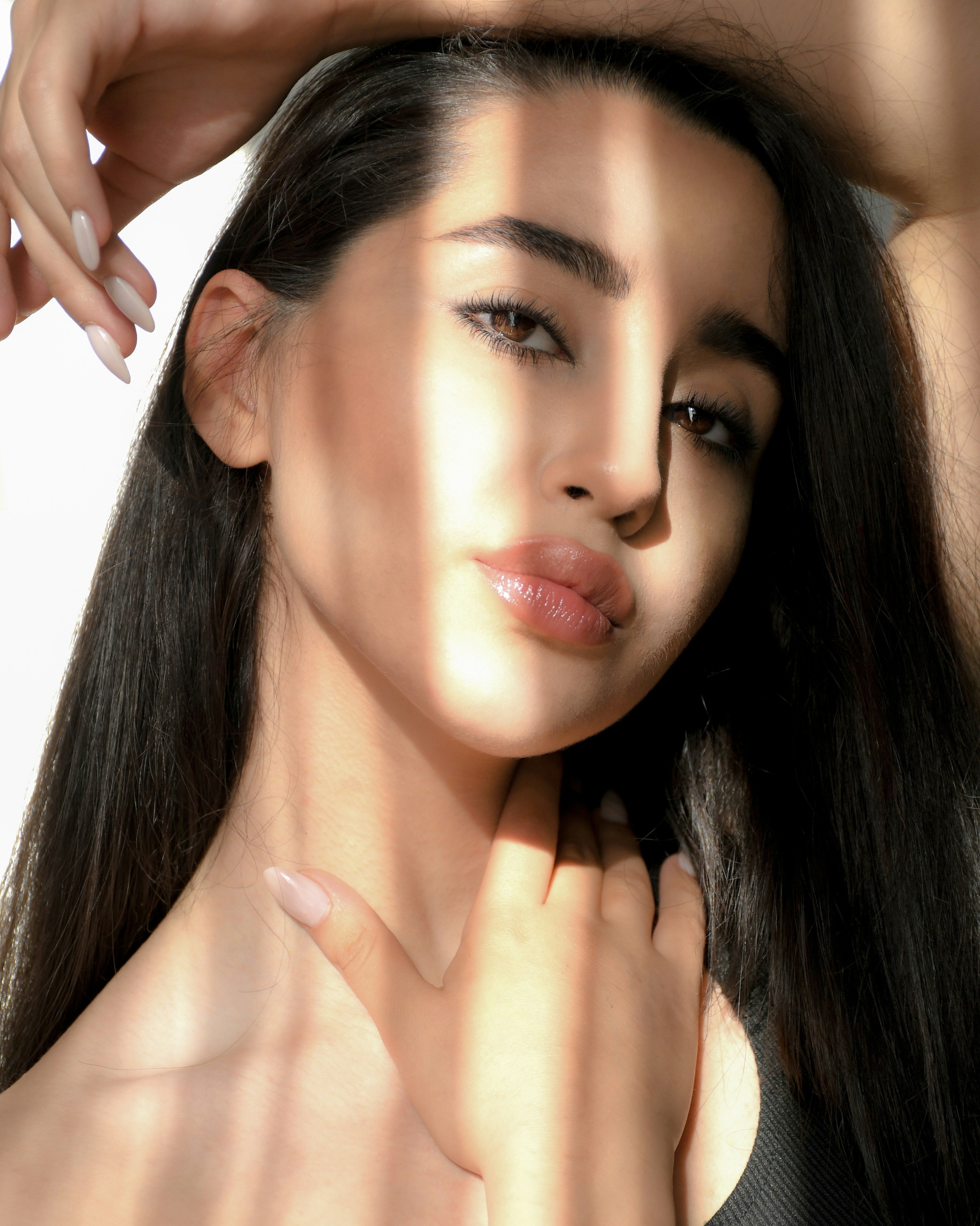 Une femme aux longs cheveux noirs pose pour une photo photo – Photo ...