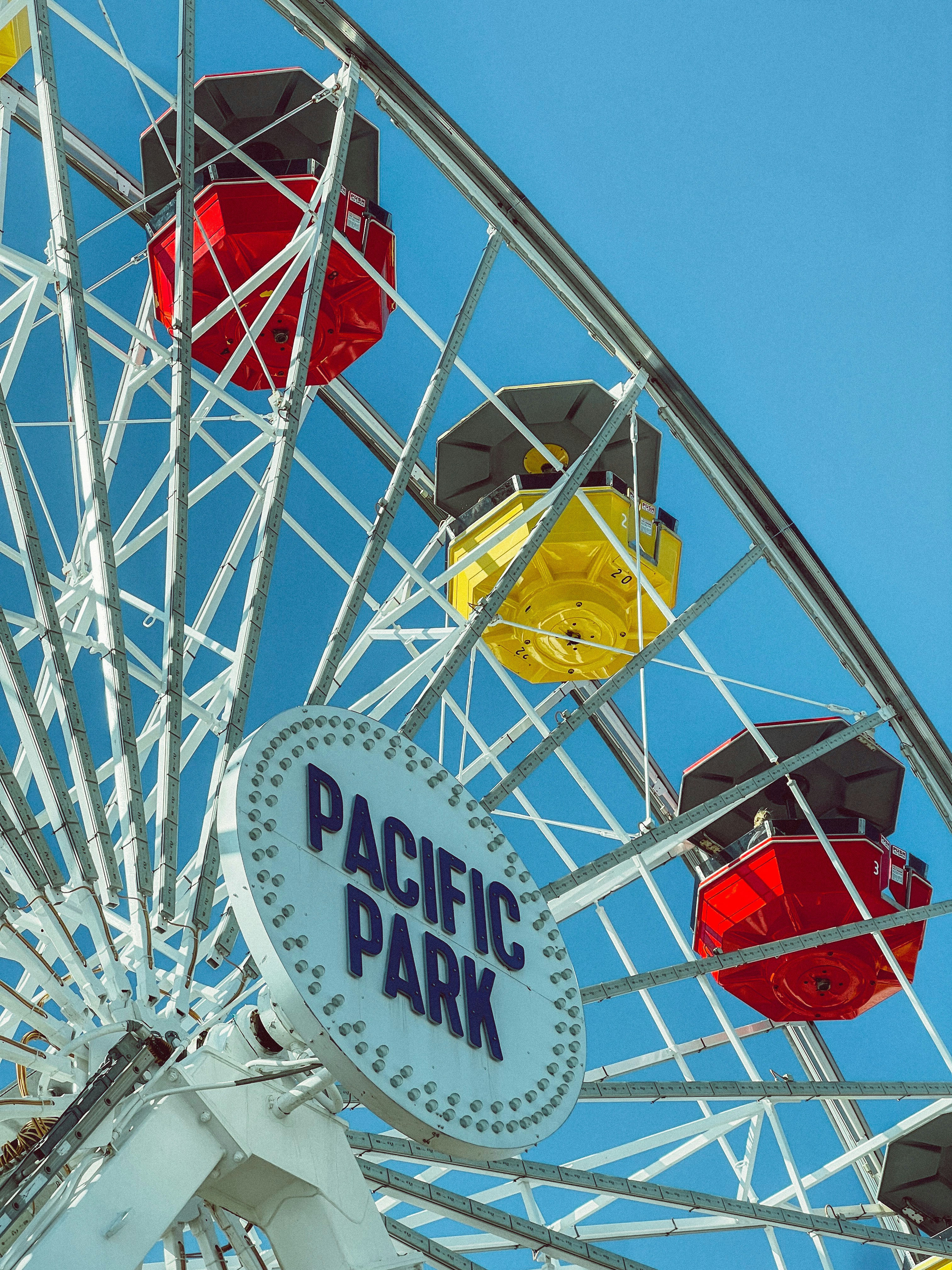 A ferris wheel with a sign photo – Free Santa monica Image on Unsplash