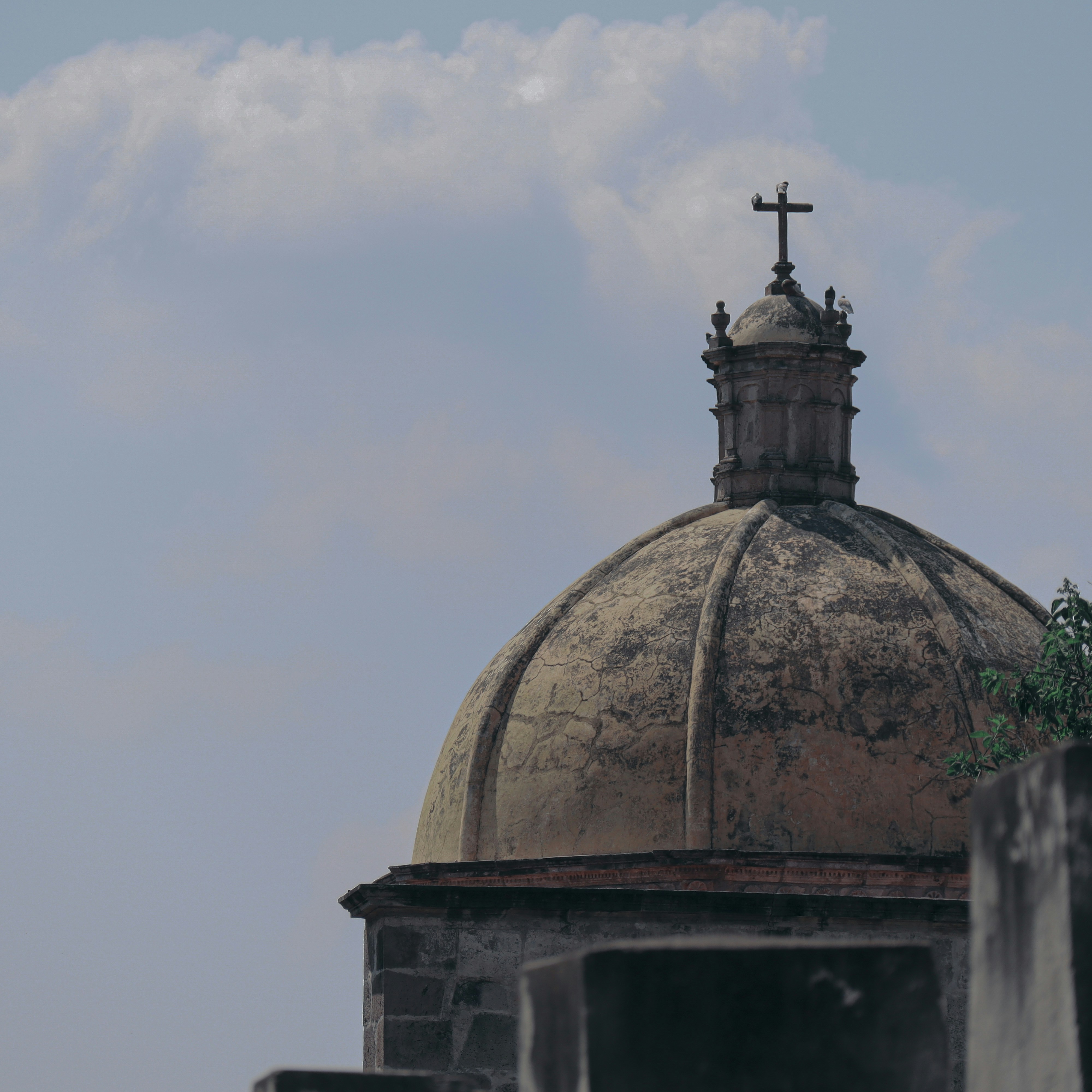 A domed building with a cross on top photo – Free Cross Image on Unsplash