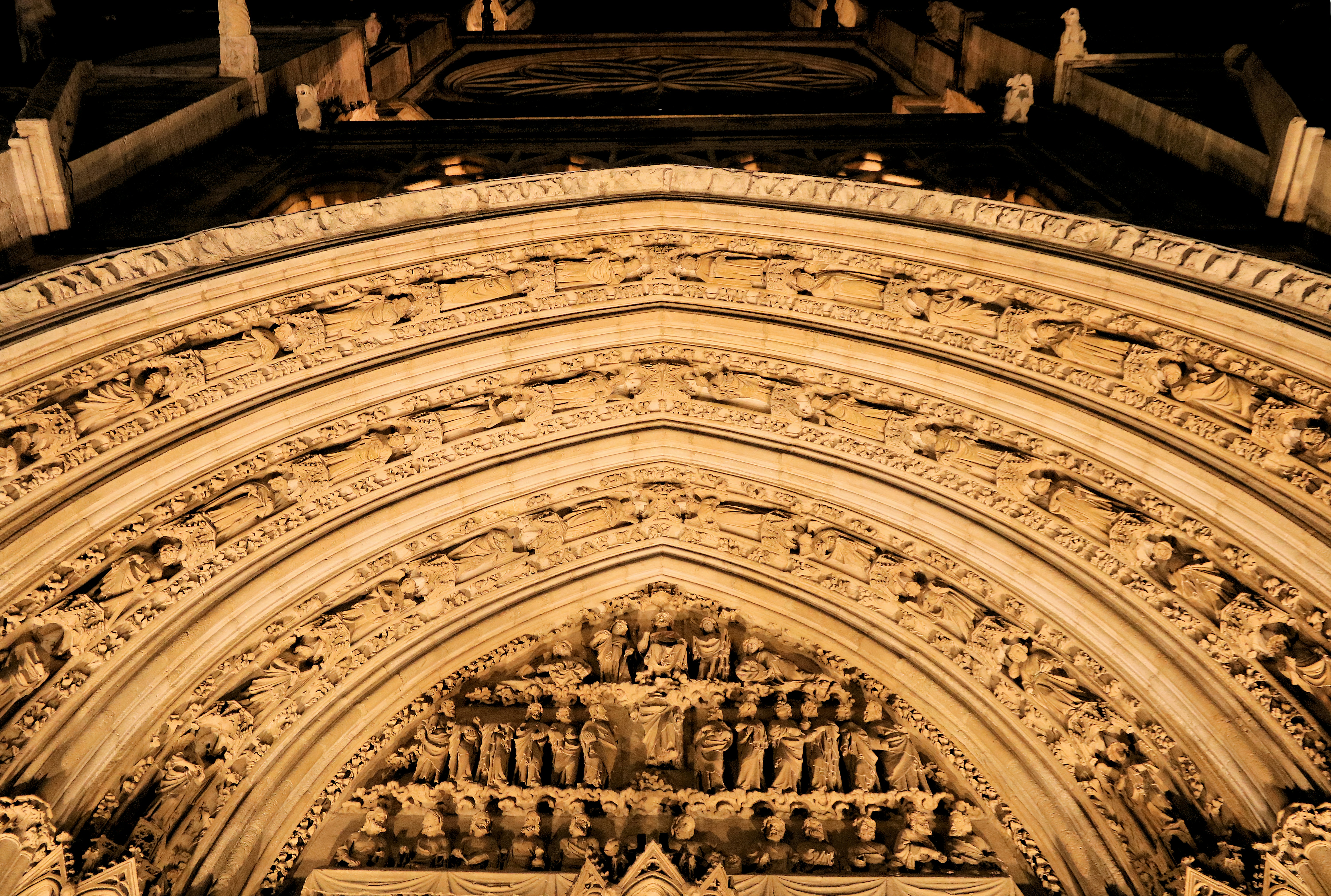 A large ornate ceiling photo – Free Bordeaux Image on Unsplash