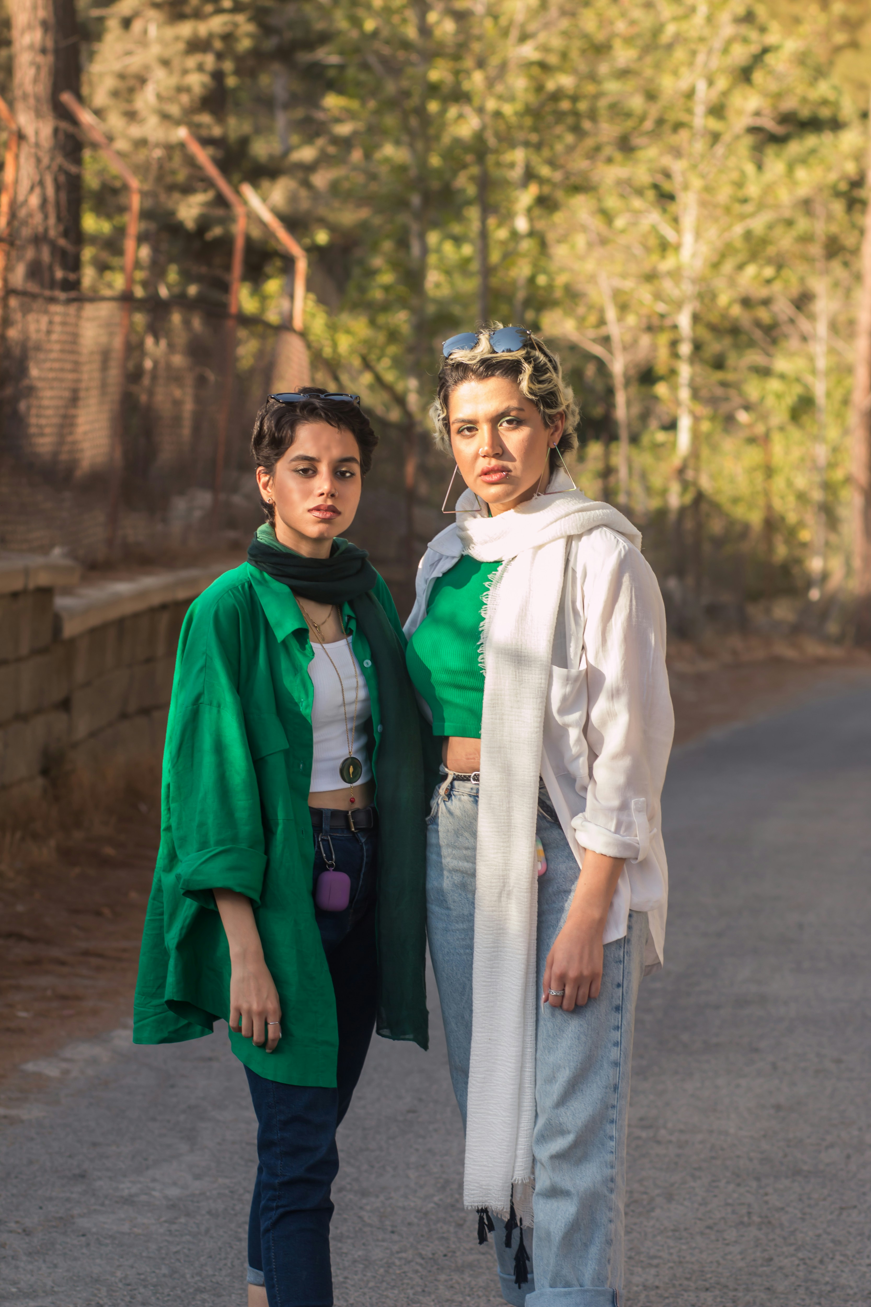 Un couple de femmes posant pour une photo photo – Photo Vert Gratuite ...