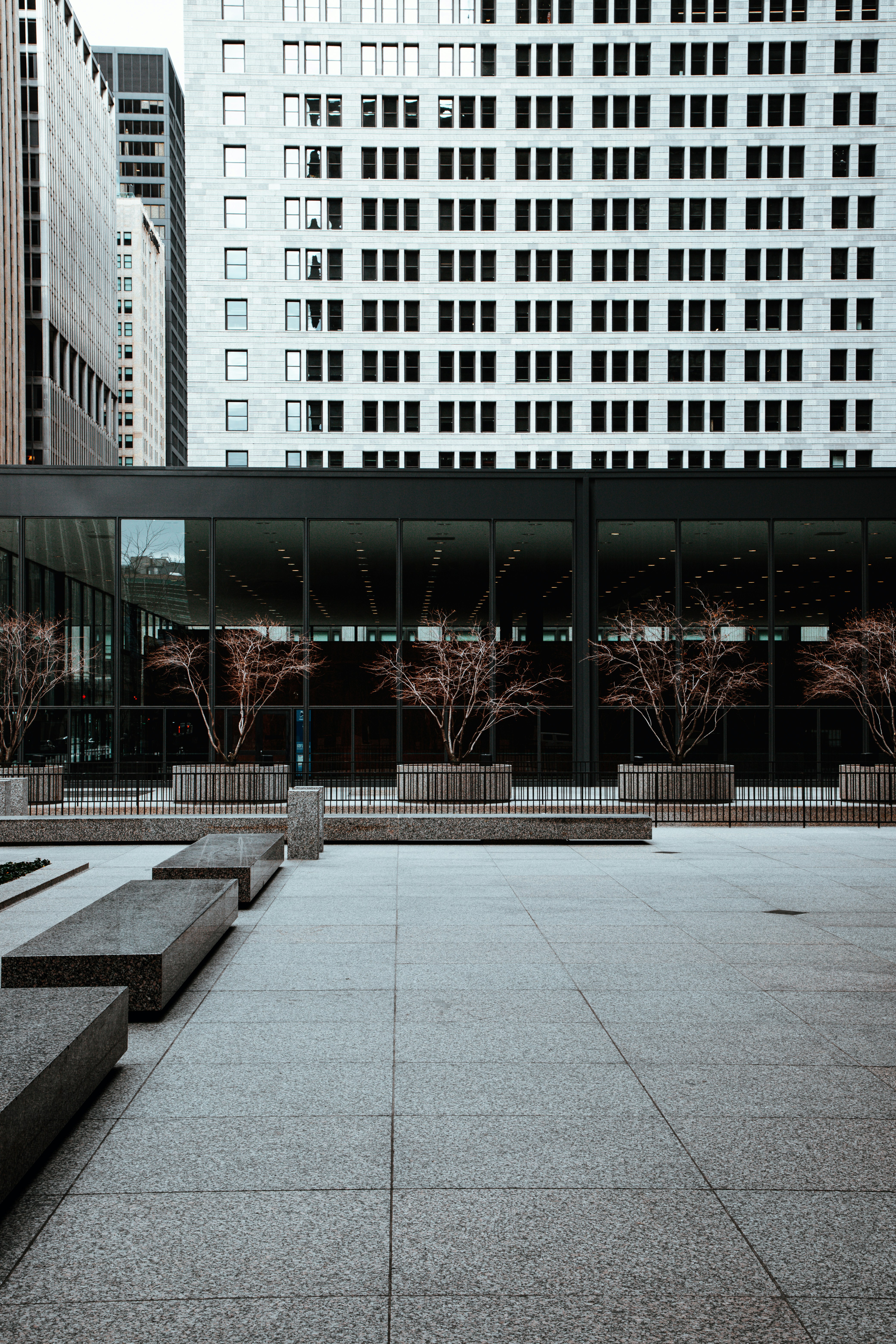 Un gran edificio con ventanas de vidrio foto – Imagen de Edificio ...
