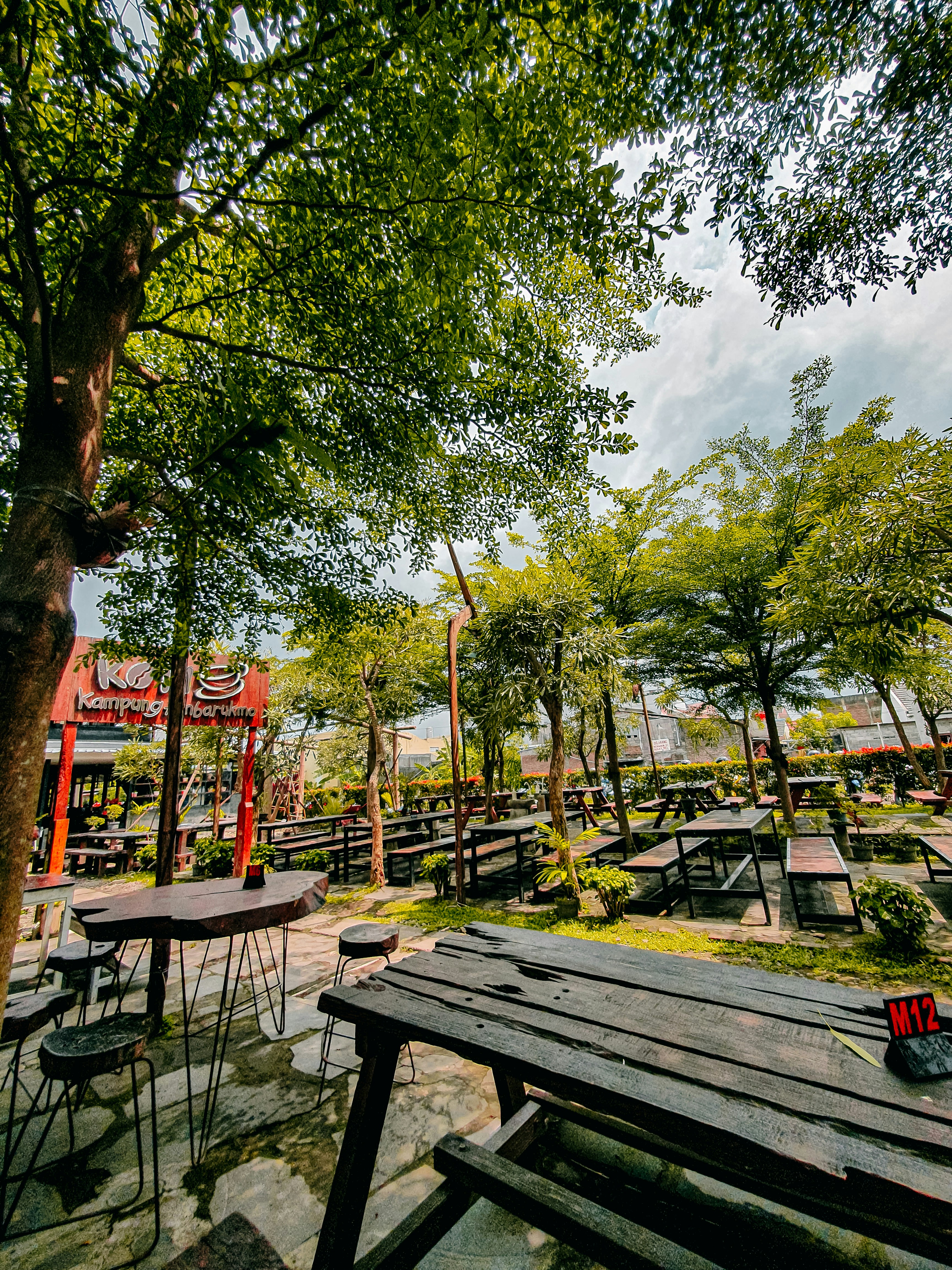 Un parque con mesas y sillas foto – Imagen de Kopi Kampung Ambarukmo ...